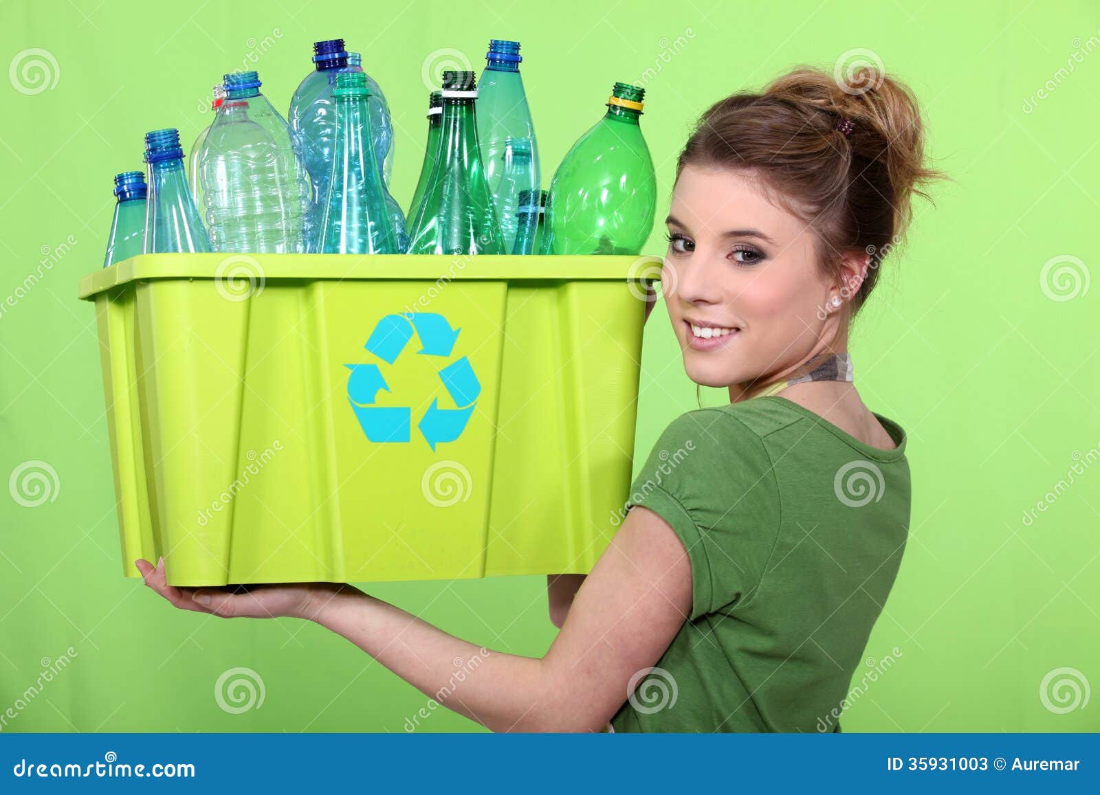 Donna Che Ricicla Le Bottiglie Di Plastica Immagine Stock - Immagine di ... Donna Che Ricicla Le Bottiglie Di Plastica Immagine Stock - Immagine di ...