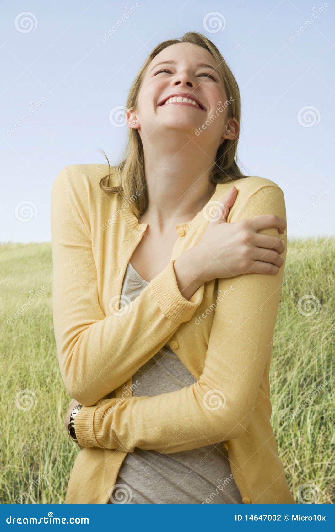 Donna che ride all'esterno fotografia stock. Immagine di abbastanza ...