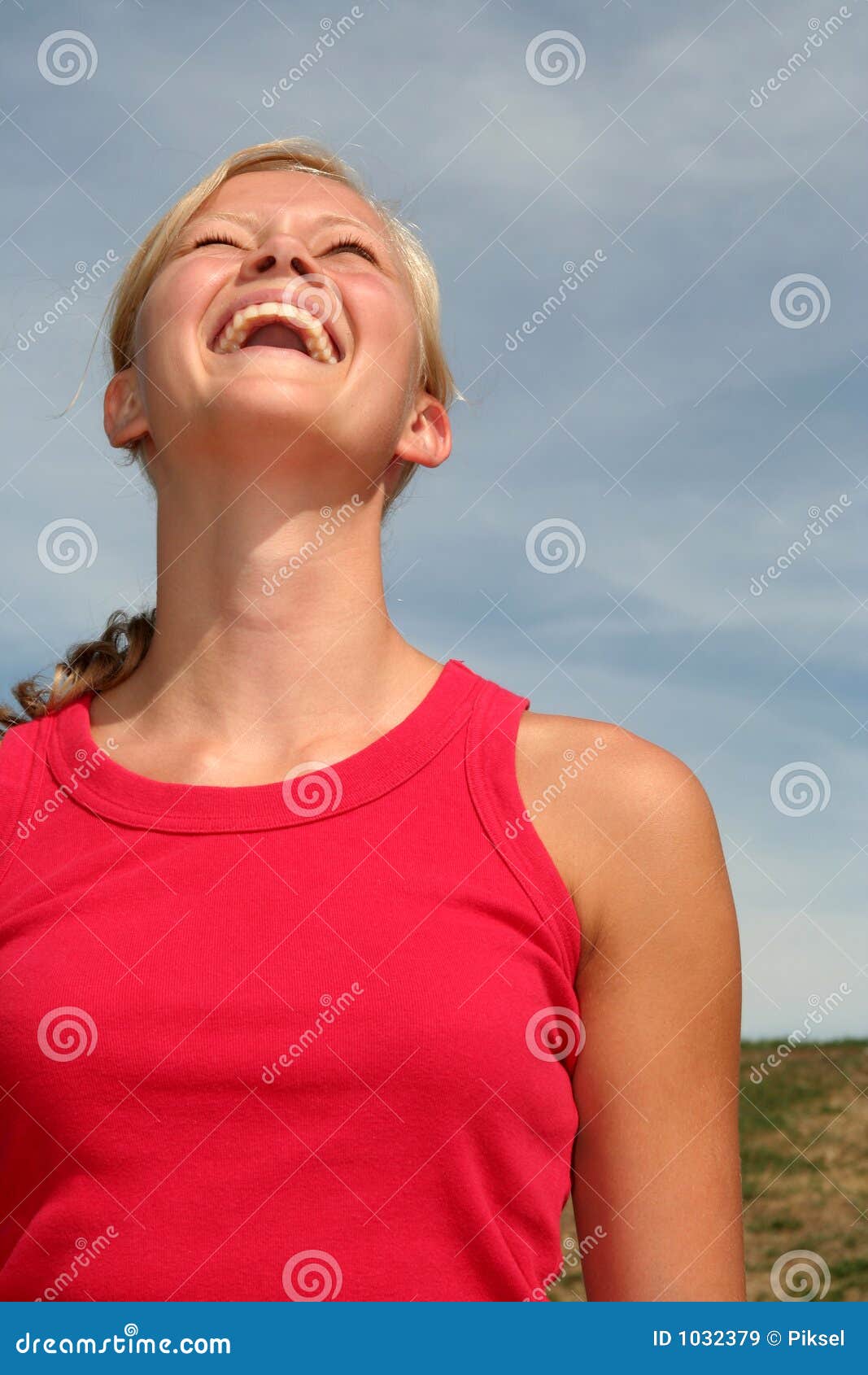 Donna Che Ride Contro Il Cielo Blu Immagine Stock - Immagine di testa ...