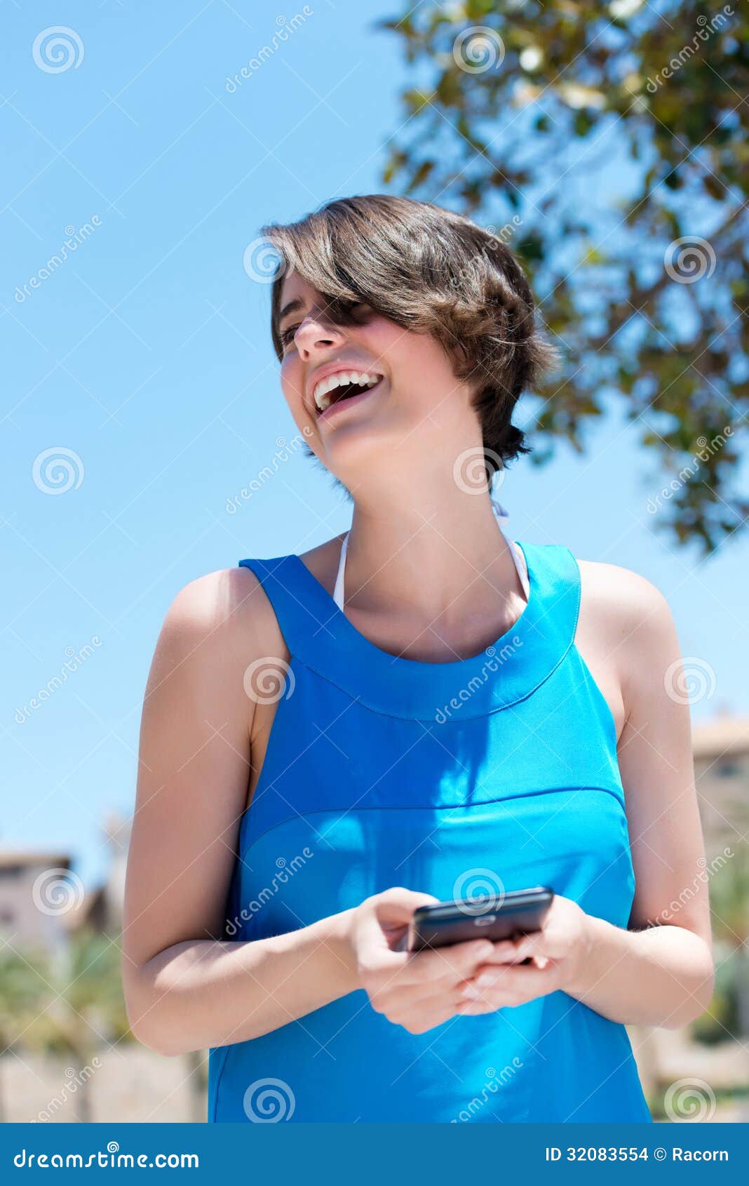 Donna Che Ride Del Contenuto Dell'sms Fotografia Stock - Immagine di ...