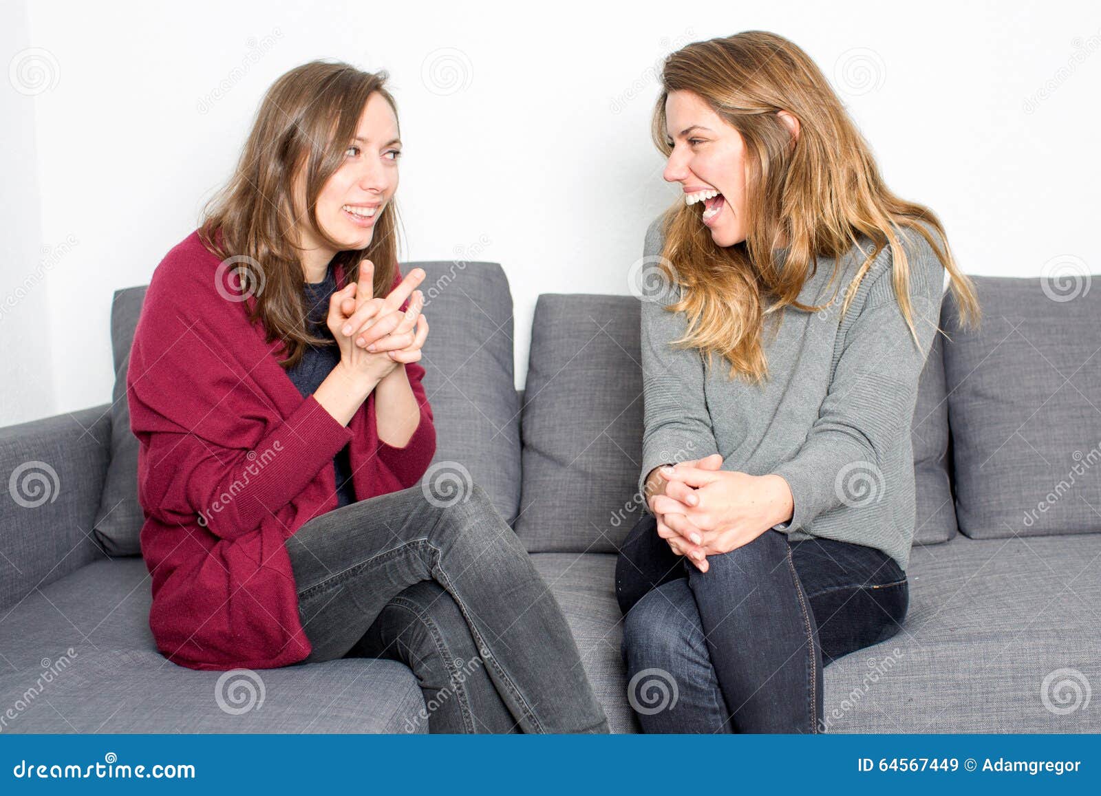 Donna Che Ride Mentre Parlando Immagine Stock - Immagine di ordinario ...