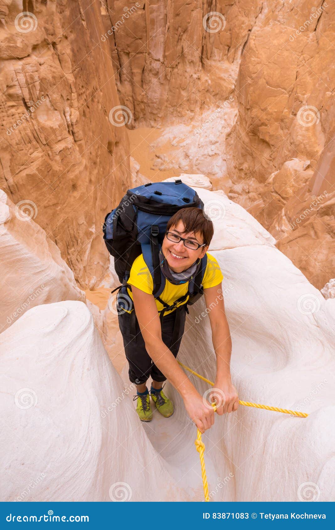 Donna Che Scala in Canyon, Sinai, Egitto Immagine Stock - Immagine di ...