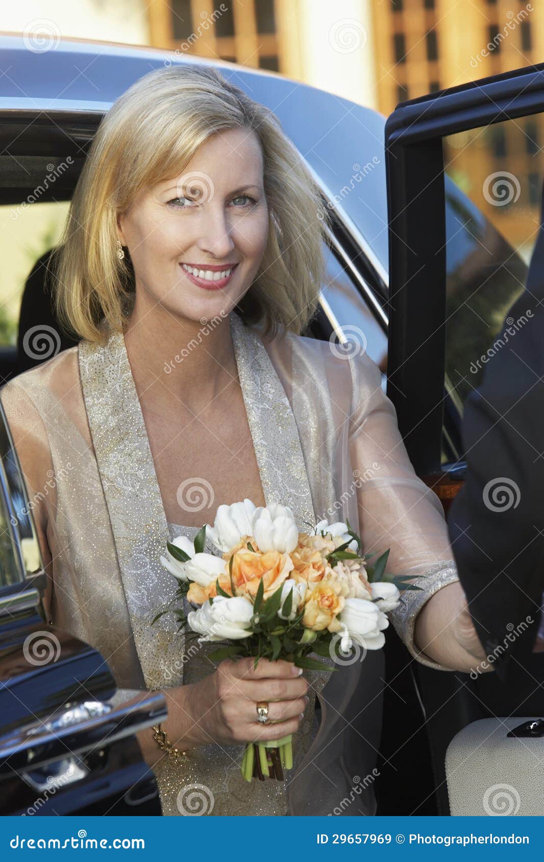 Donna Che Scende Dall'automobile Immagine Stock - Immagine di attraente ...