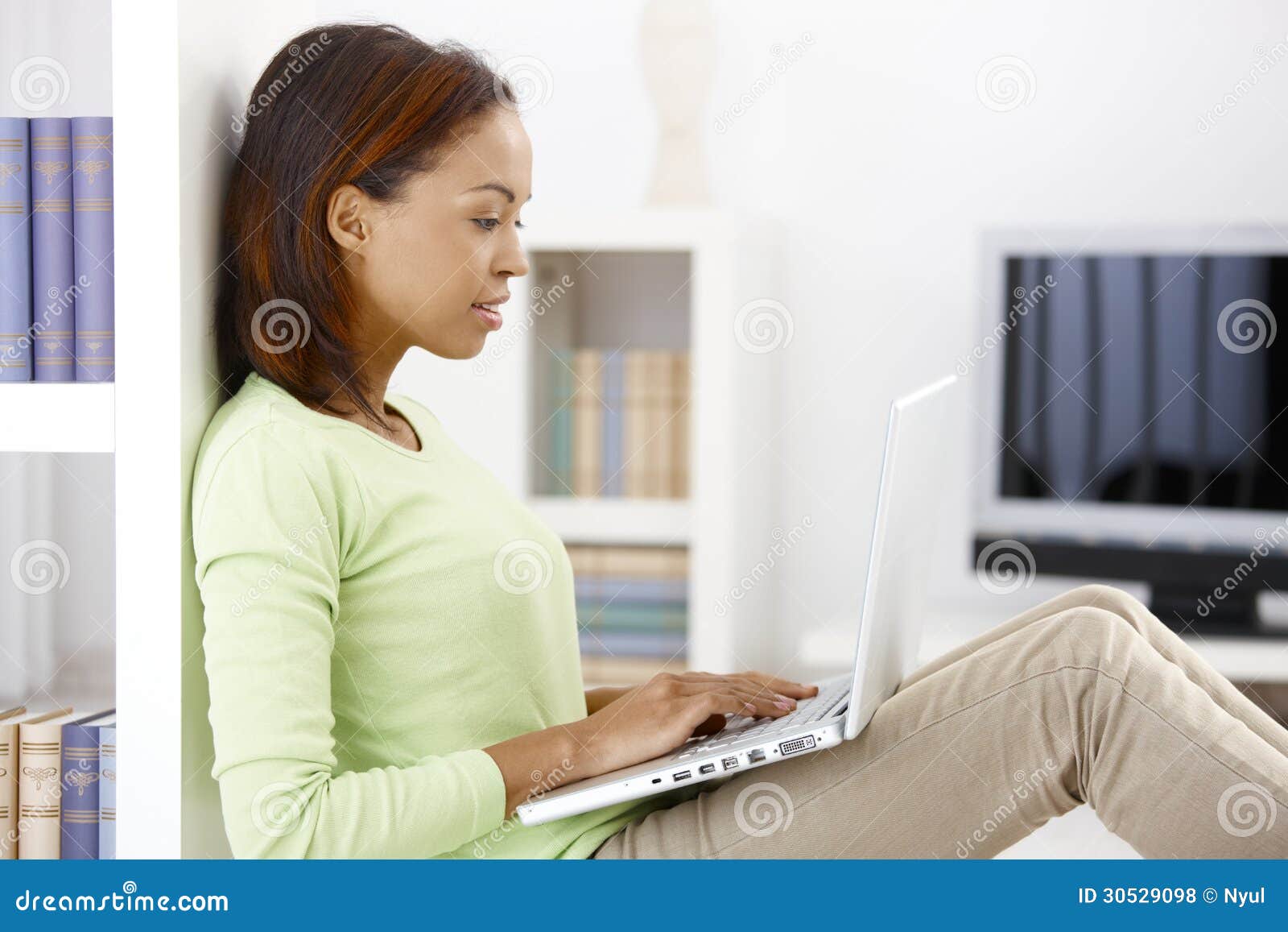 Donna Che Scrive Sul Computer Portatile Fotografia Stock - Immagine di ...