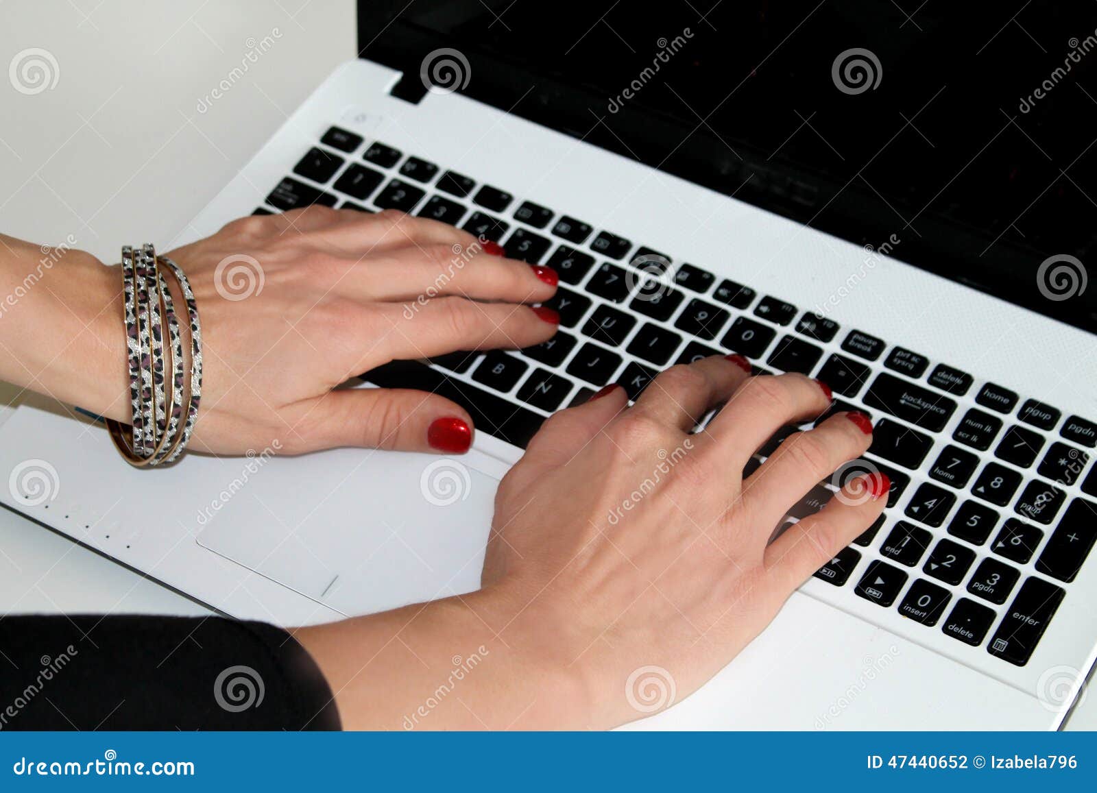 Donna Che Scrive Sul Computer Portatile Fotografia Stock - Immagine di ...