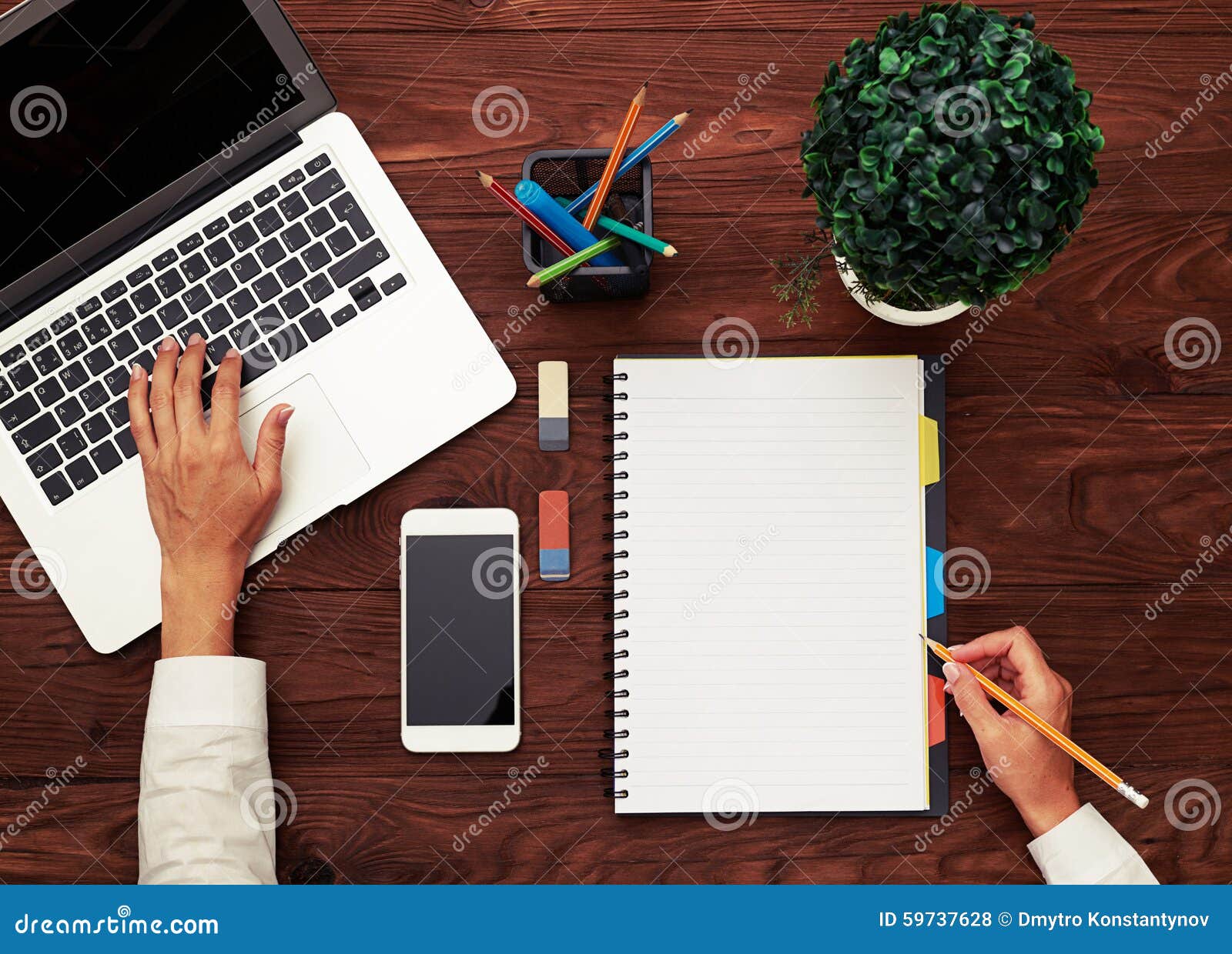 Donna Che Scrive Sul Computer Portatile E Che Tiene Matita Fotografia ...