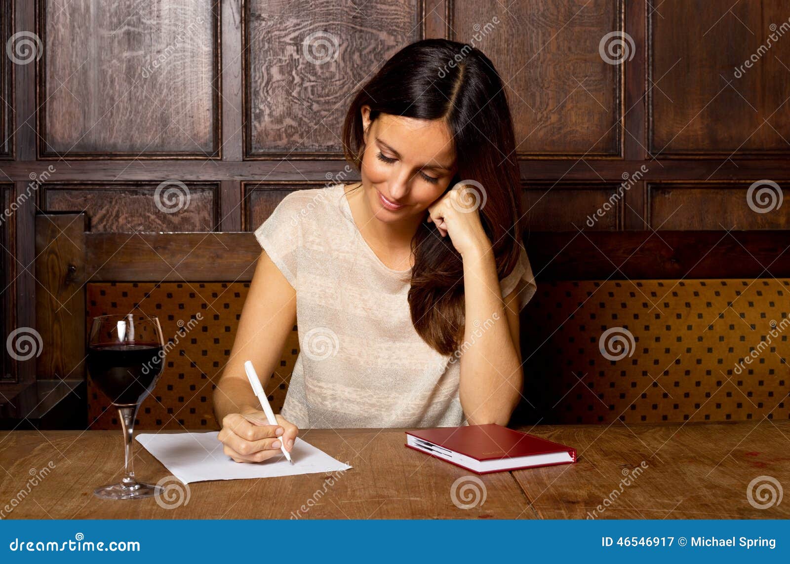 Donna Che Scrive Una Lettera in Una Barra Immagine Stock - Immagine di ...