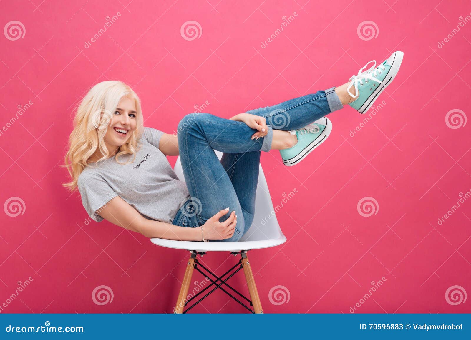 Donna Che Si Siede Sulla Sedia Con Le Gambe Sollevate Immagine Stock ...