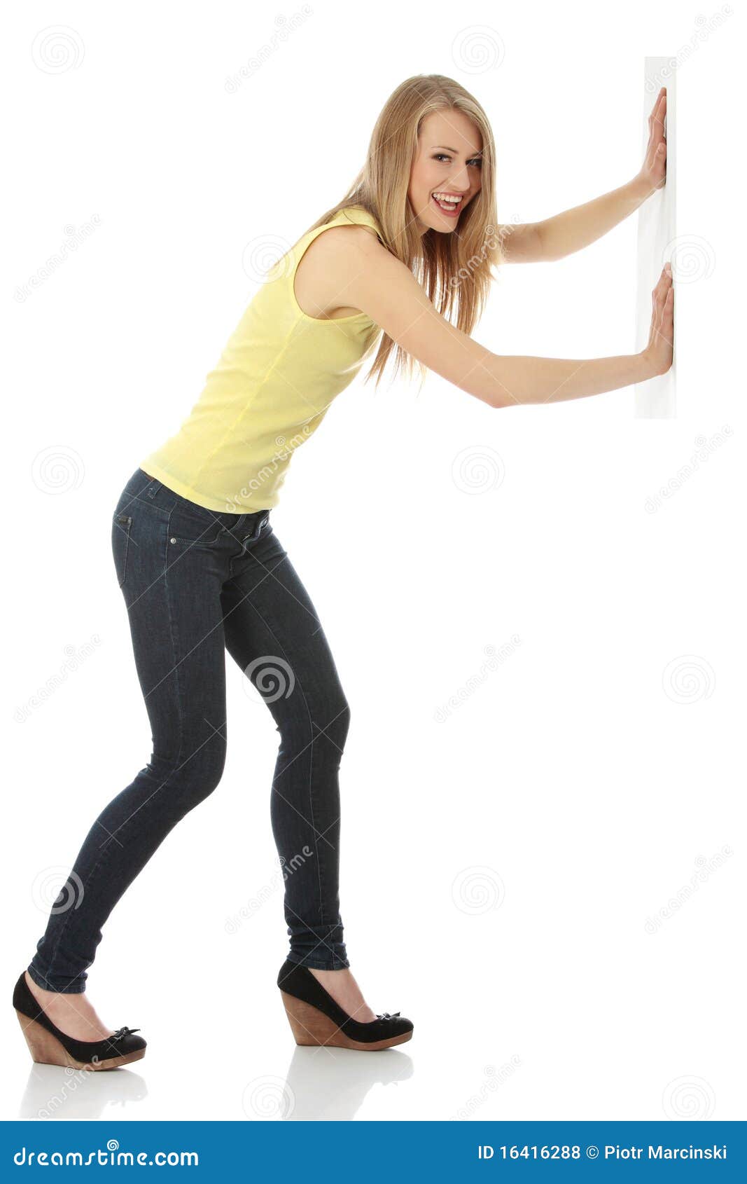 Donna che spinge qualcosa fotografia stock. Immagine di potenza - 16416288