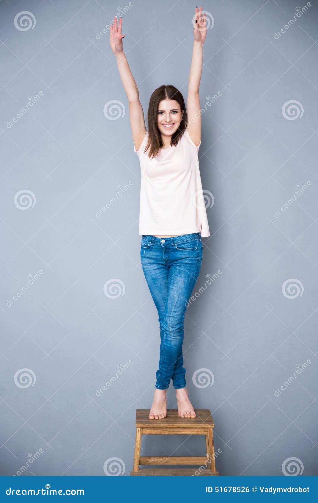 Donna Che Sta Sulla Sedia Con Le Mani Sollevate Su Fotografia Stock ...