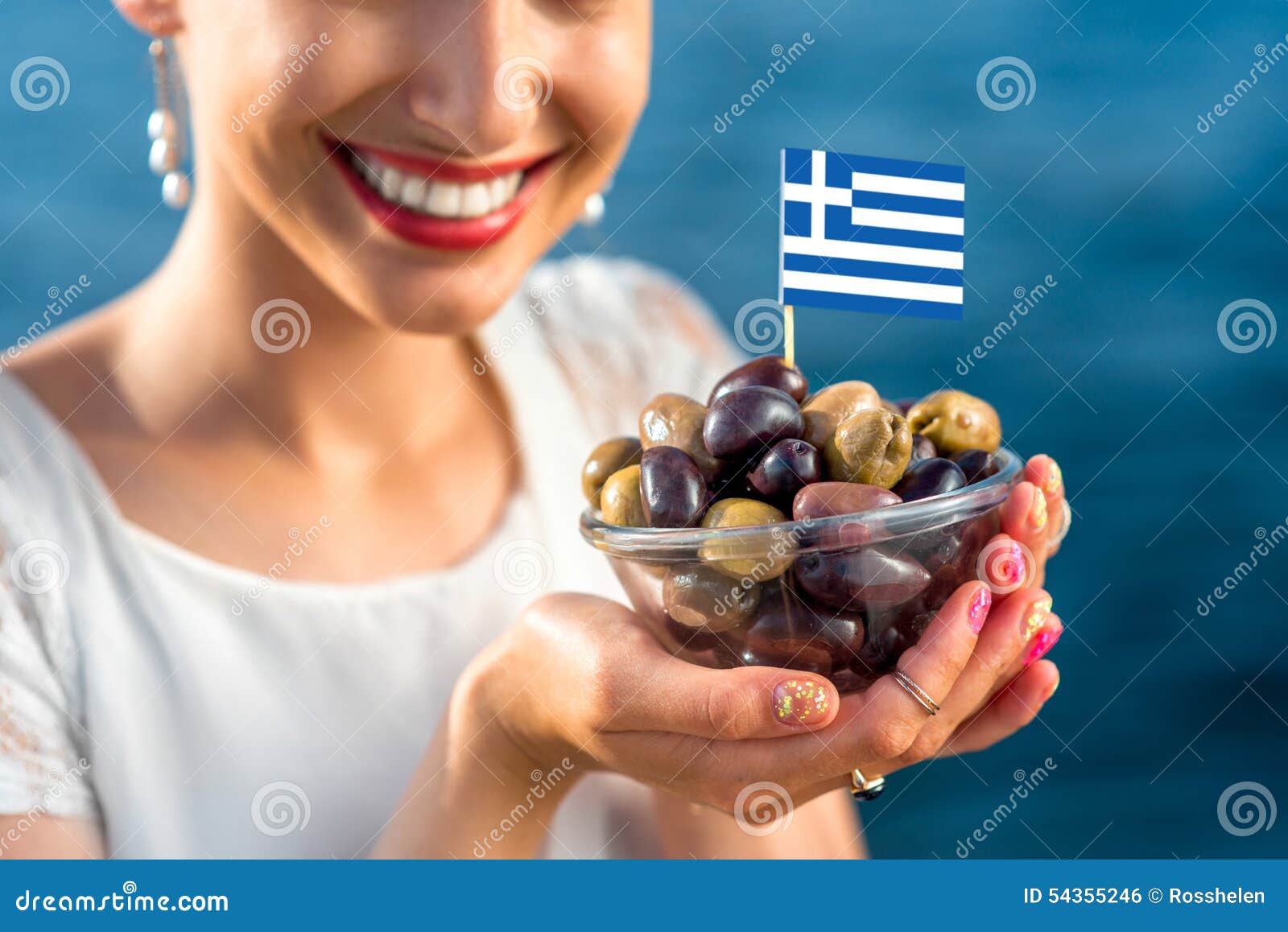 Donna Che Tiene Le Olive Greche Fotografia Stock - Immagine di grecia ...