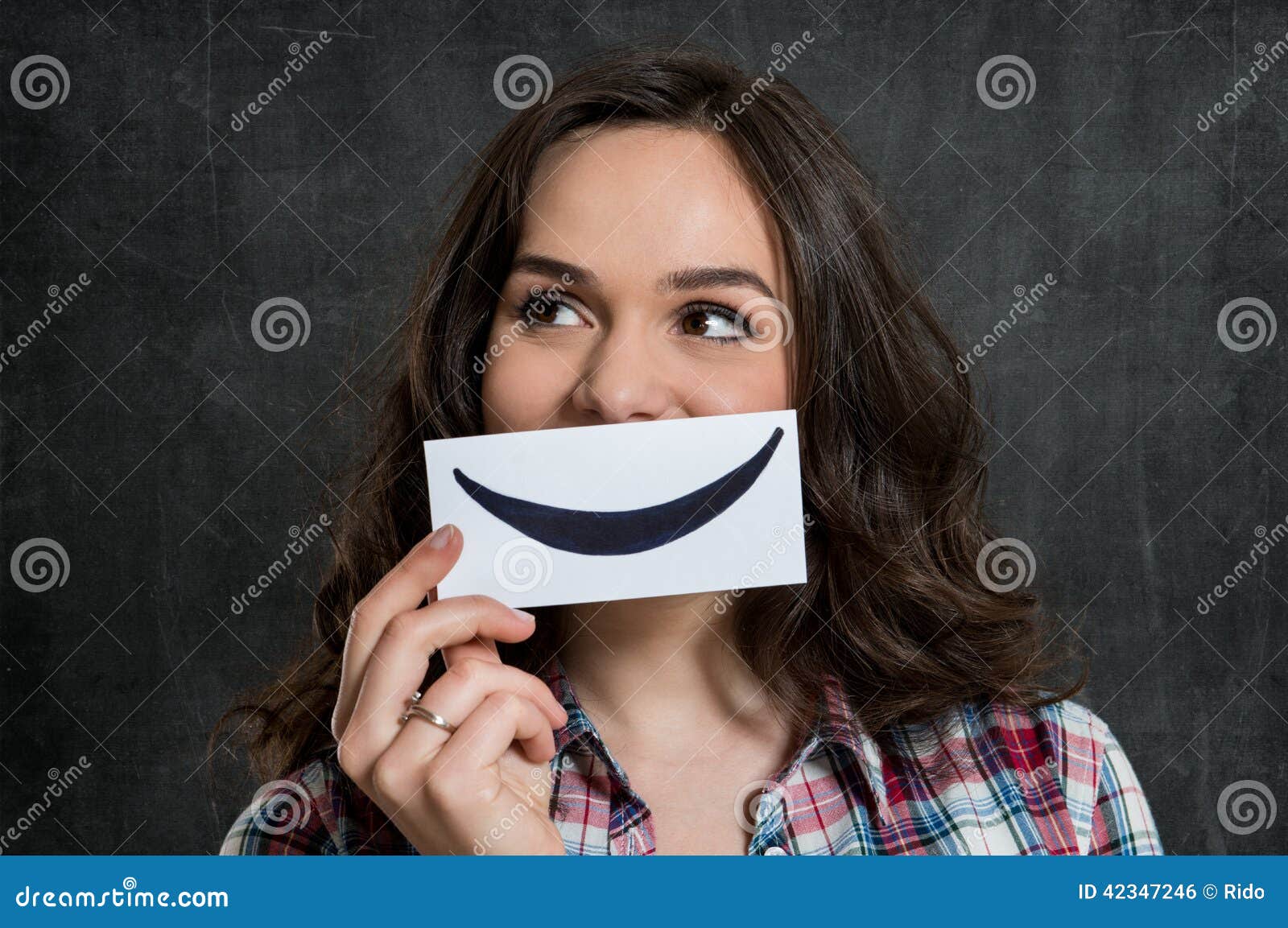 Donna Che Tiene Smiley Emoticon Fotografia Stock - Immagine di ...