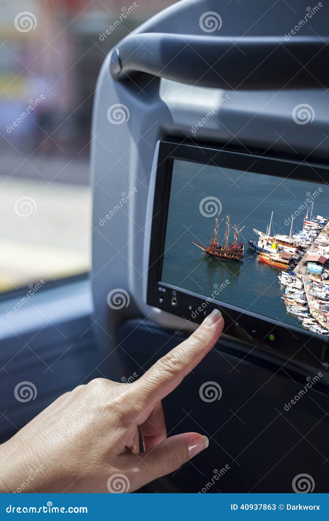 Donna Che Tocca Lo Schermo Dell'affissione a Cristalli Liquidi Al Bus ...