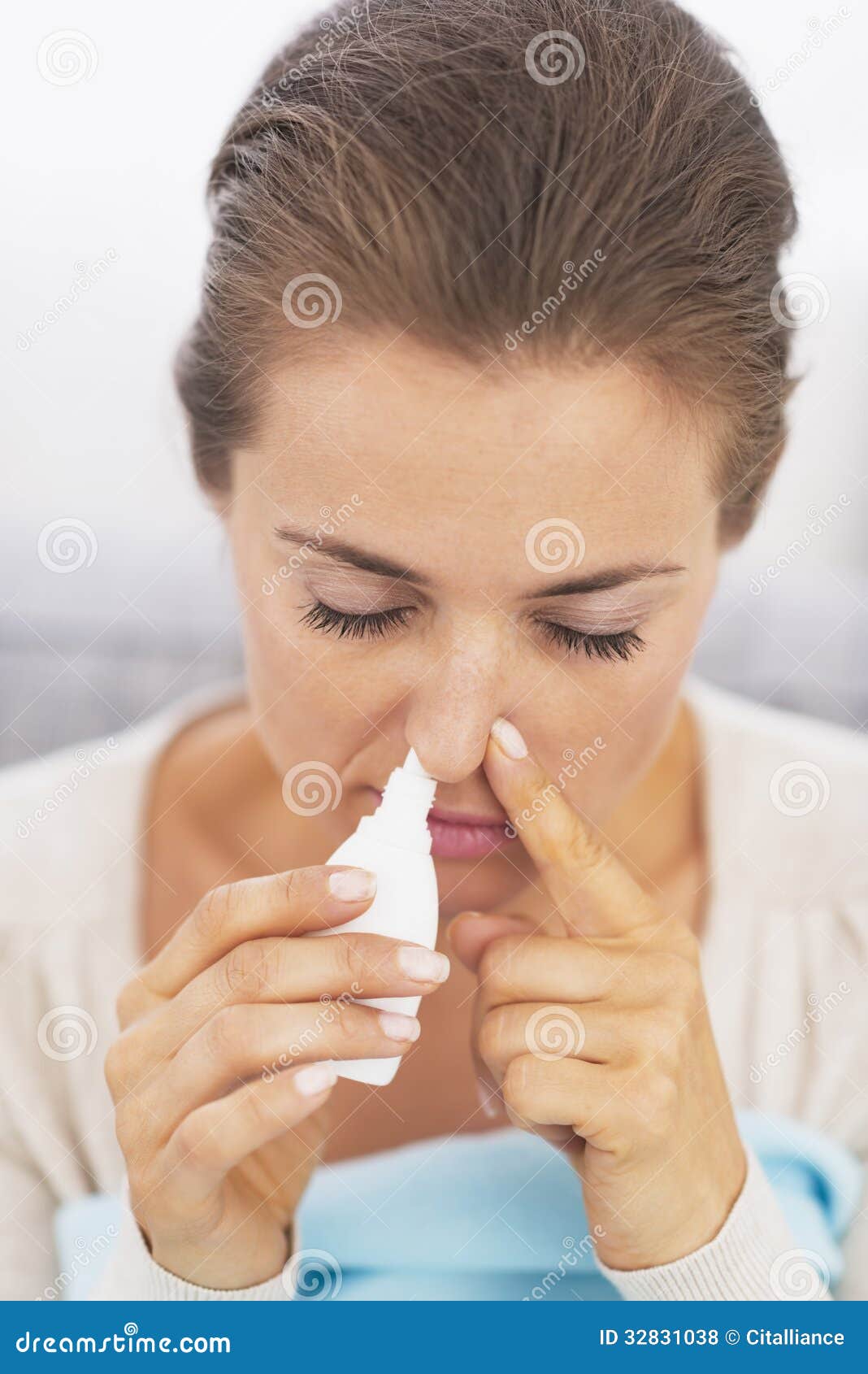 Donna Che Usando Le Gocce Nasali Fotografia Stock - Immagine di ...