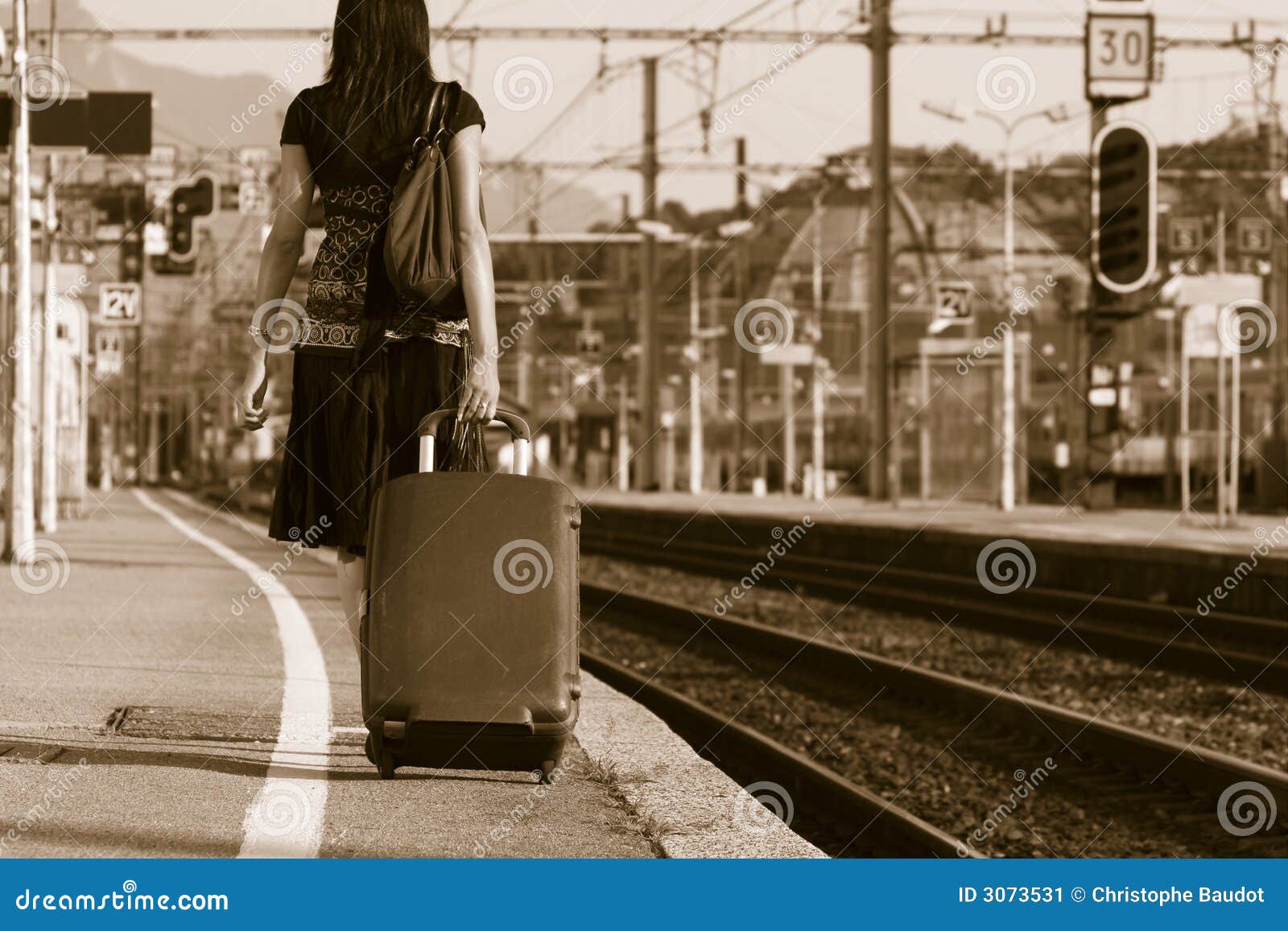 Donna che va su un viaggio immagine stock. Immagine di fascino - 3073531