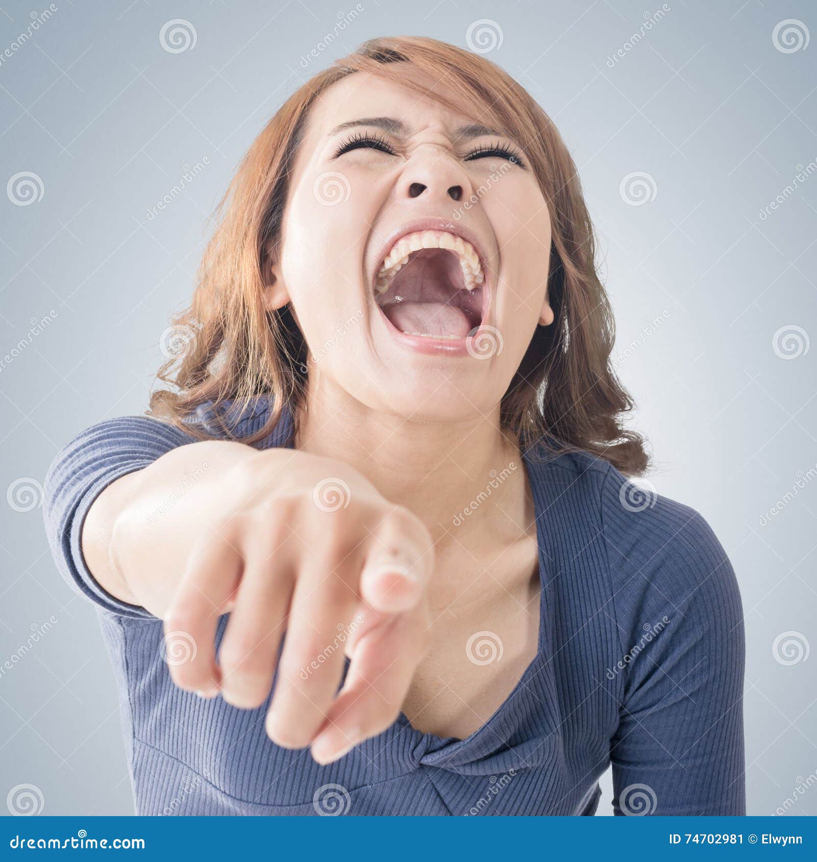 Donna Che Vi Indica E Che Ride Immagine Stock - Immagine di cina ...