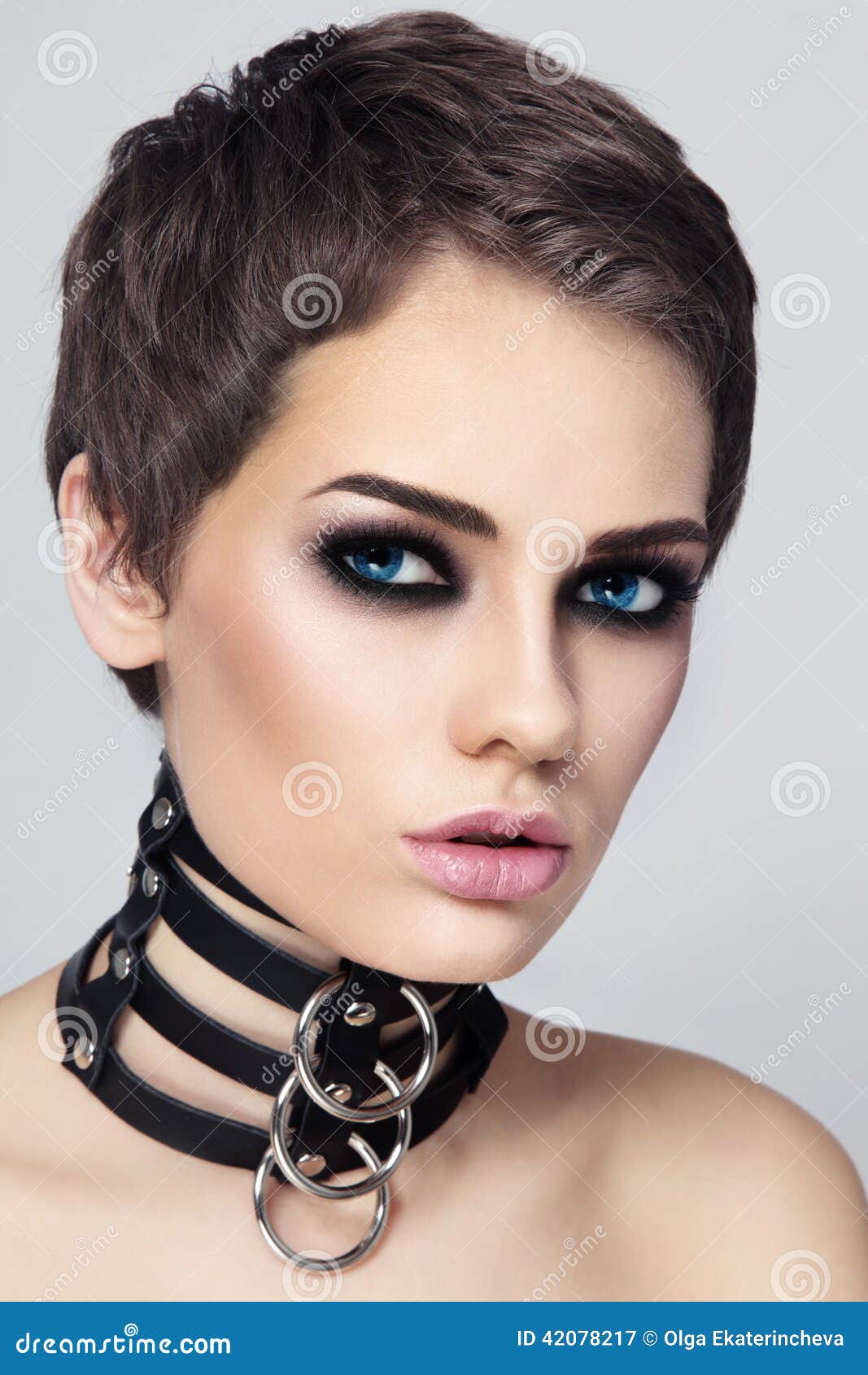 Donna in collare di cuoio immagine stock. Immagine di aggiunta - 42078217