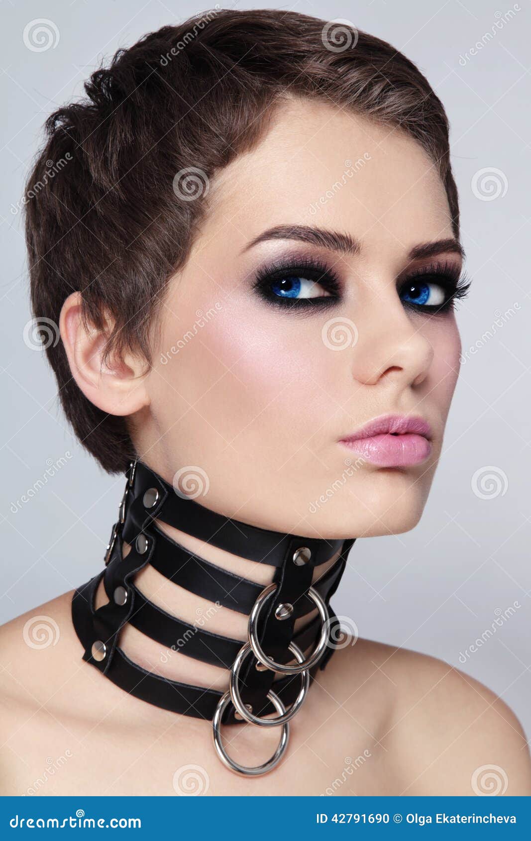 Donna in collare di cuoio fotografia stock. Immagine di femminilità ...