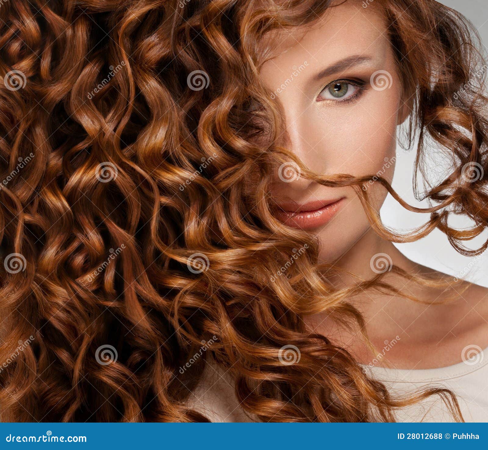 Donna con bei capelli fotografia stock. Immagine di marrone - 28012688