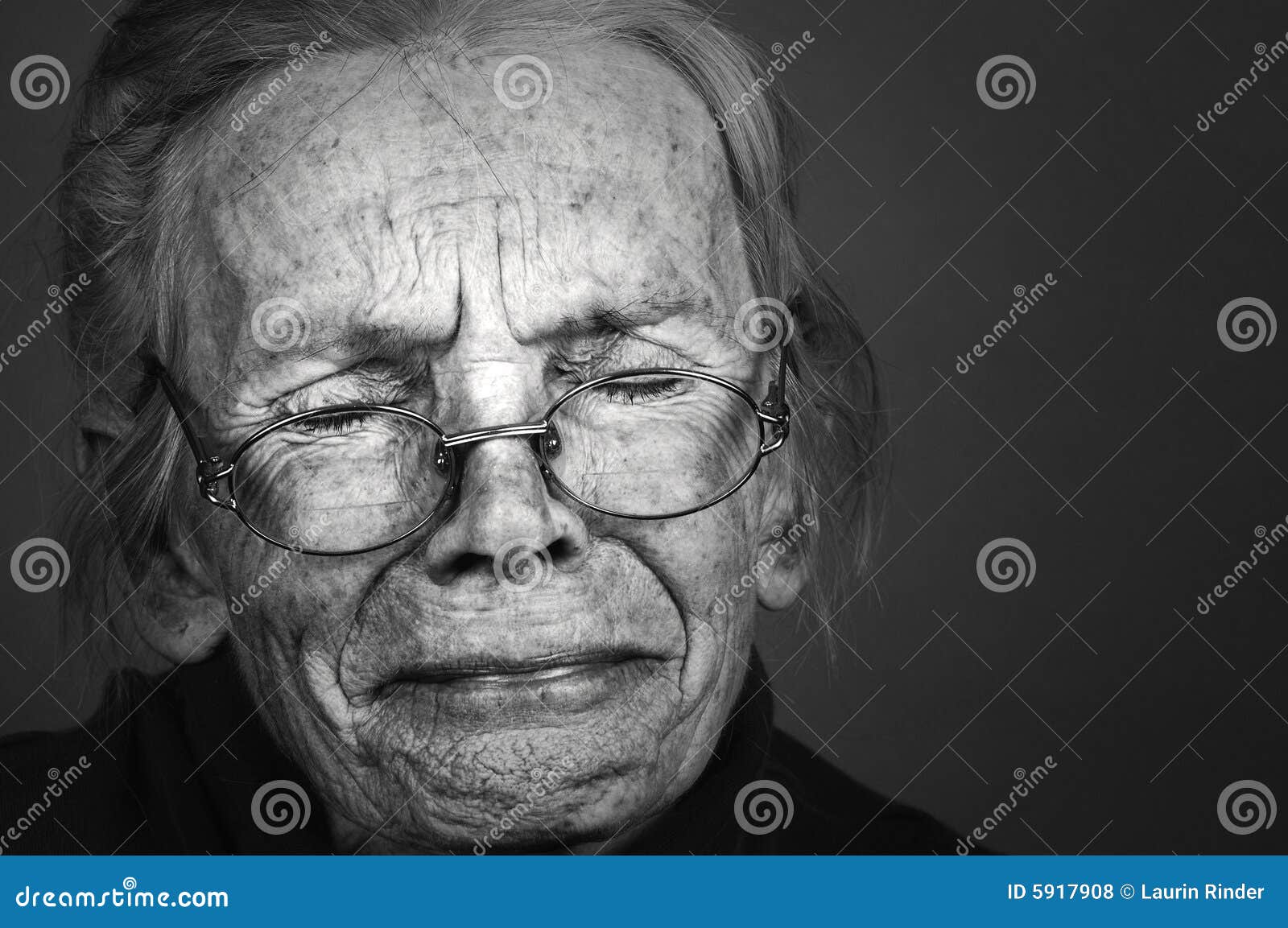 Donna con dispiacere fotografia stock. Immagine di persona - 5917908