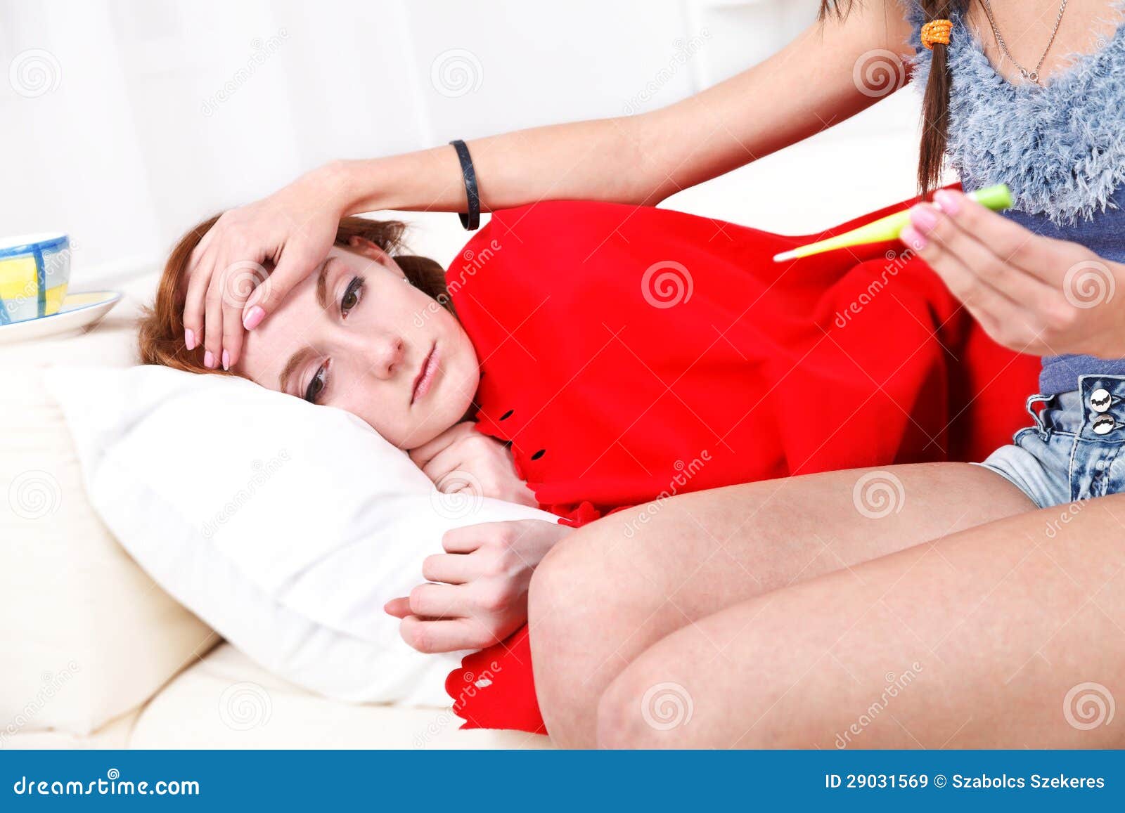 Donna con febbre immagine stock. Immagine di emicrania - 29031569