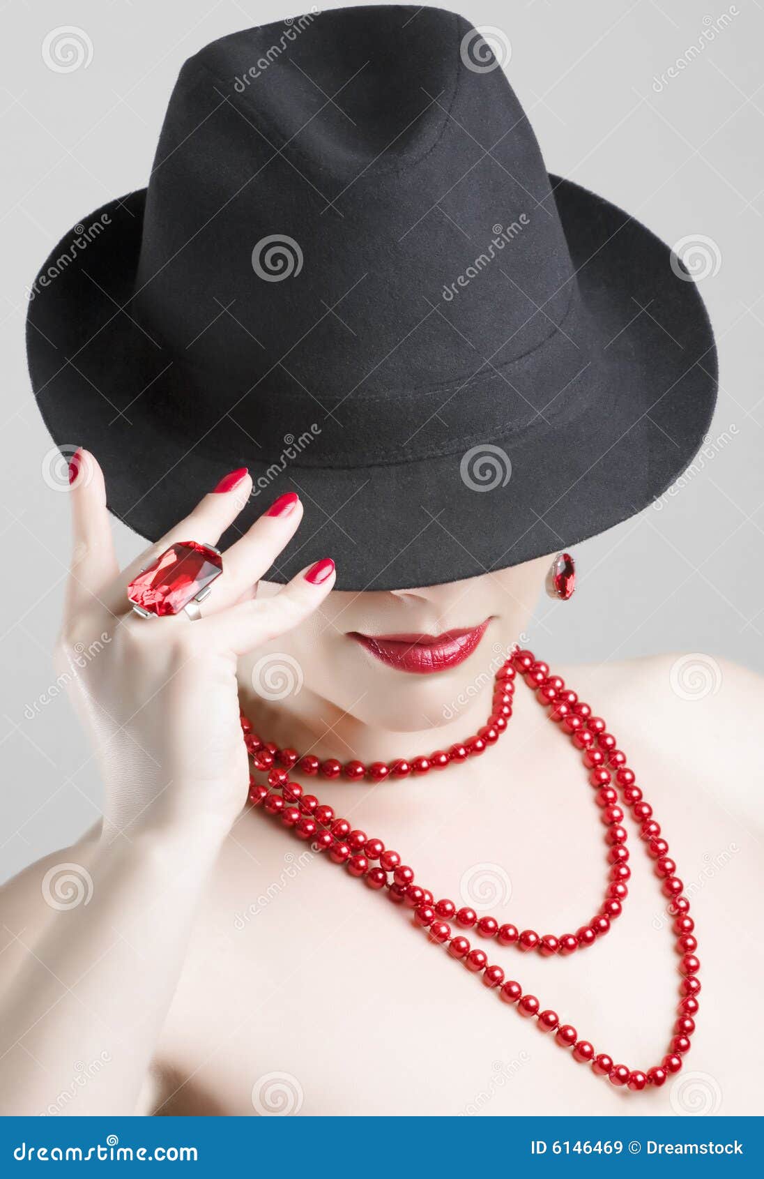 Donna Con Gli Accessori Rossi Immagine Stock - Immagine di cappello ...