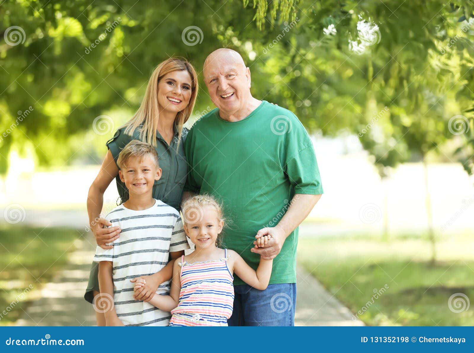 Donna Con I Bambini Ed Il Padre Anziano Fotografia Stock - Immagine di ... Donna Con I Bambini Ed Il Padre Anziano Fotografia Stock - Immagine di ...