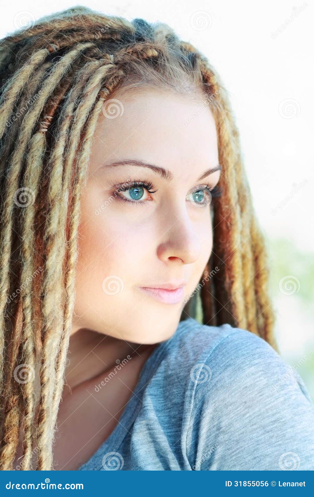 Donna con i dreadlocks fotografia stock. Immagine di modo - 31855056