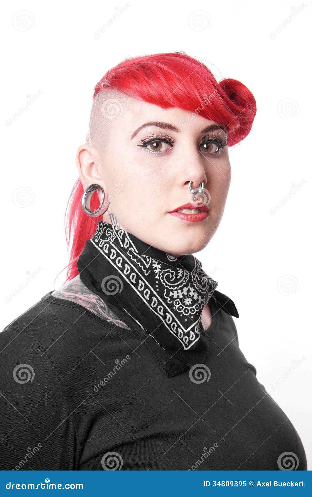 Donna con i piercing immagine stock. Immagine di rosso - 34809395