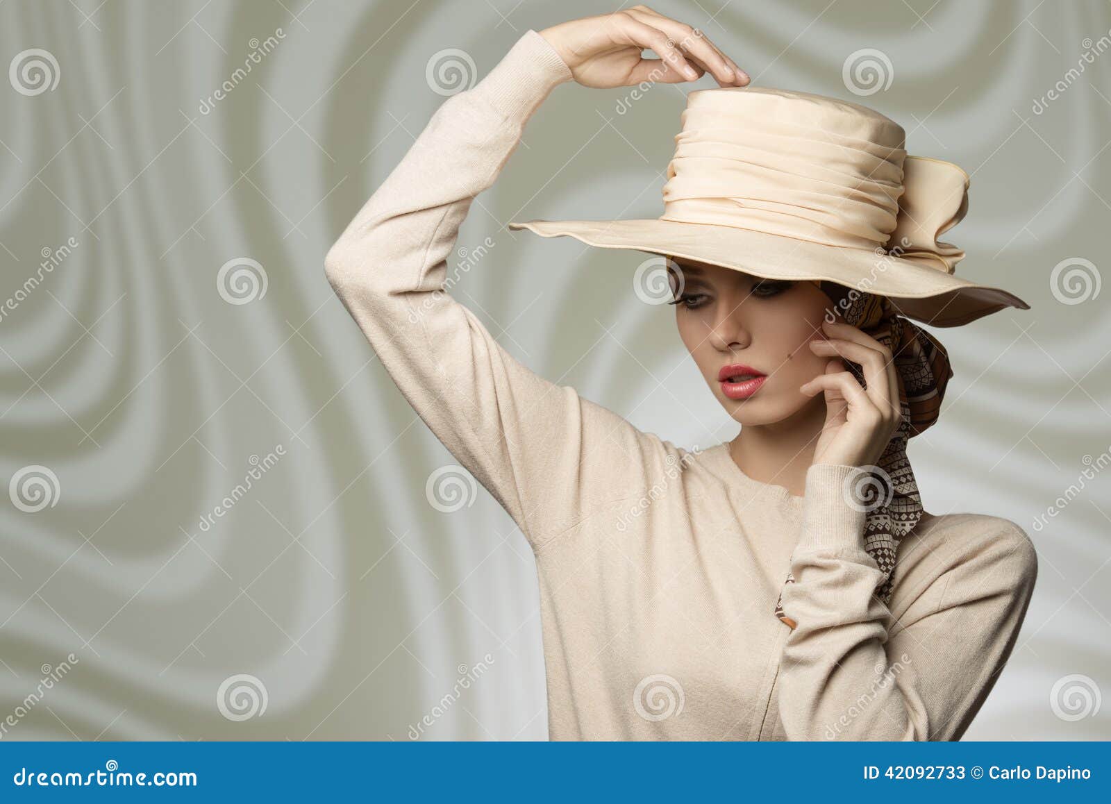 Donna Con Il Cappello Adorabile Immagine Stock - Immagine di cappello ...