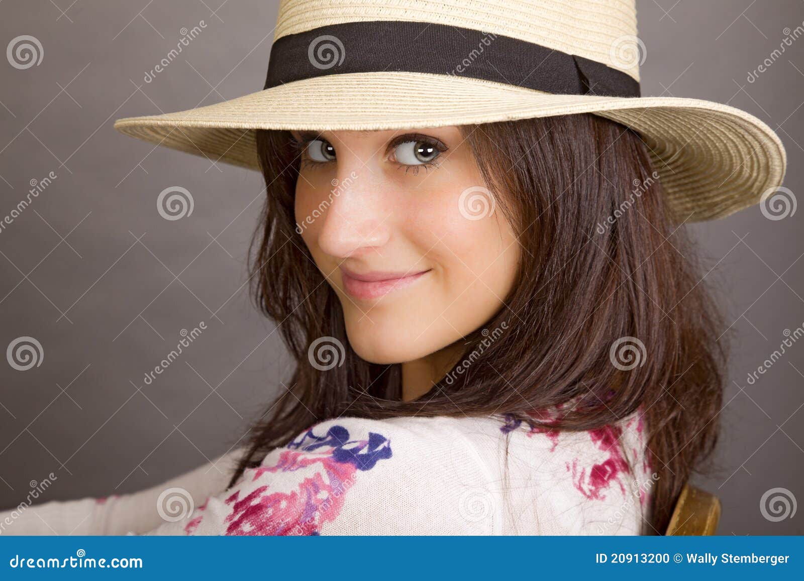 Donna Con Il Cappello Bianco Fotografia Stock - Immagine di signora ...