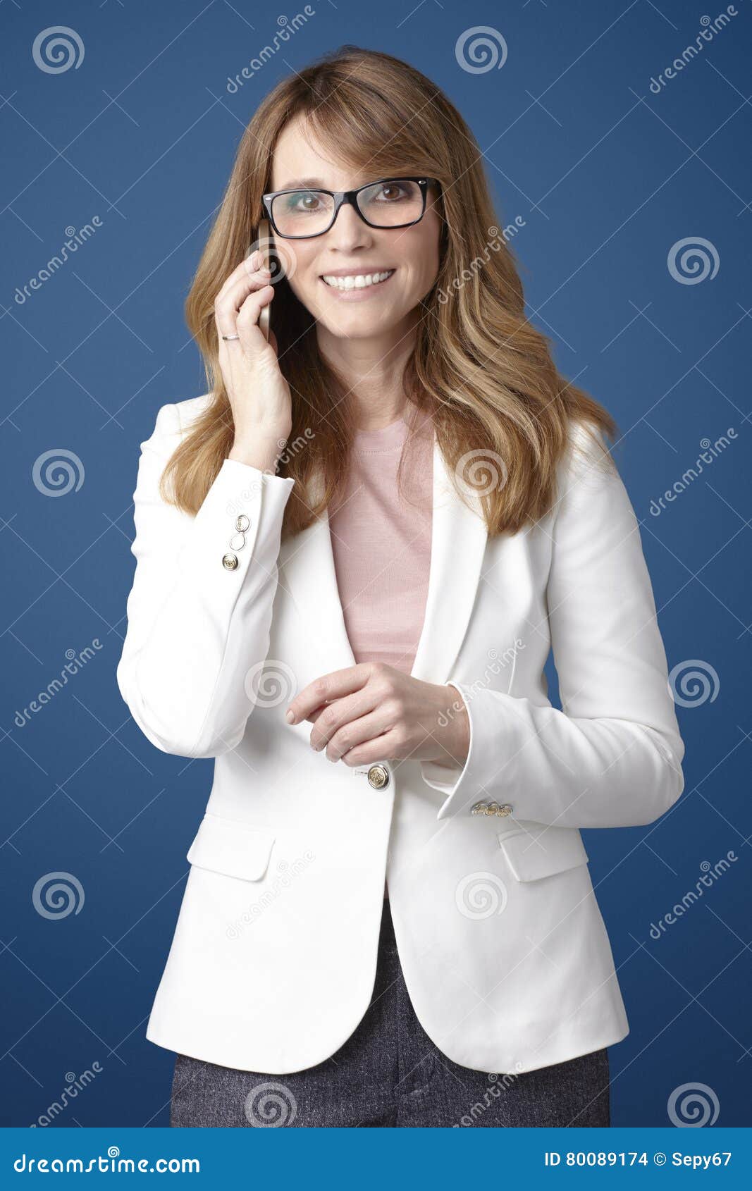 Donna con il cellulare fotografia stock. Immagine di sfondo - 80089174