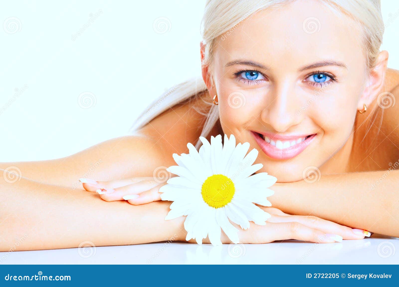 Donna con il fiore immagine stock. Immagine di giovane - 2722205