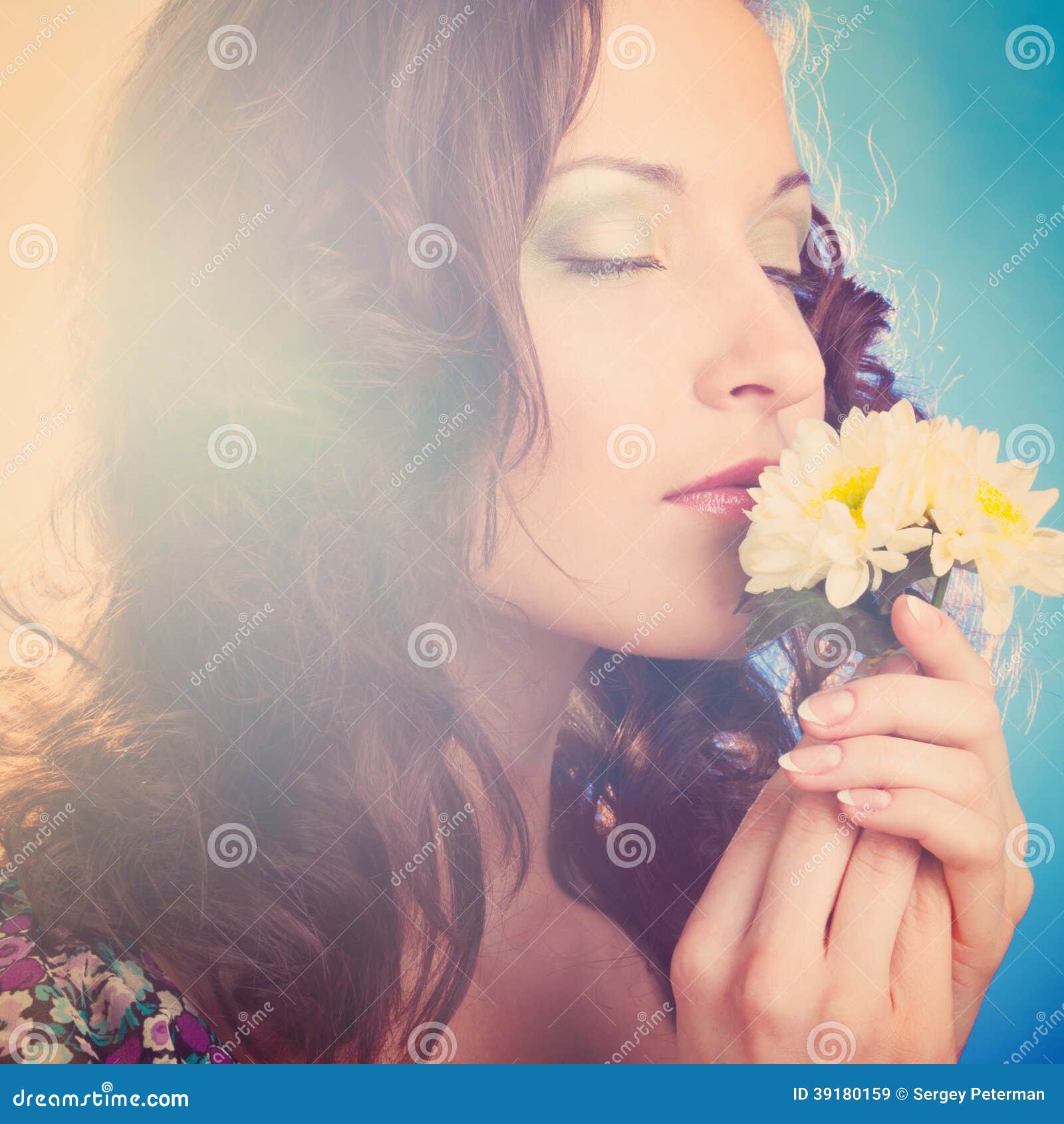 Donna con il fiore immagine stock. Immagine di eleganza - 39180159