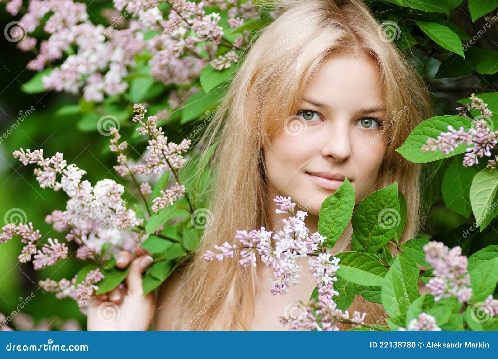 Donna Con Il Fiore Lilla Sul Fronte Fotografia Stock - Immagine di ...