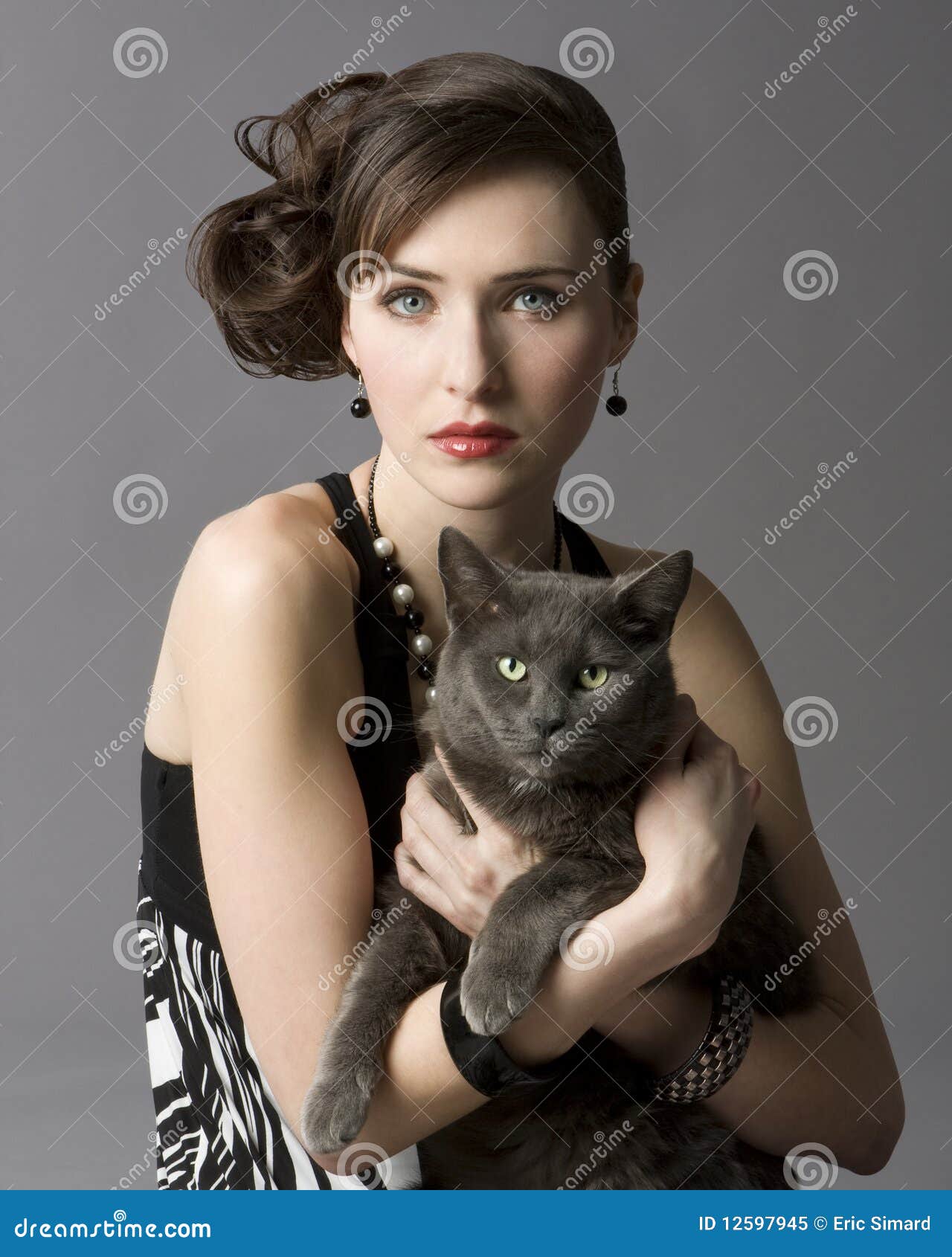 Donna con il gatto immagine stock. Immagine di vista - 12597945