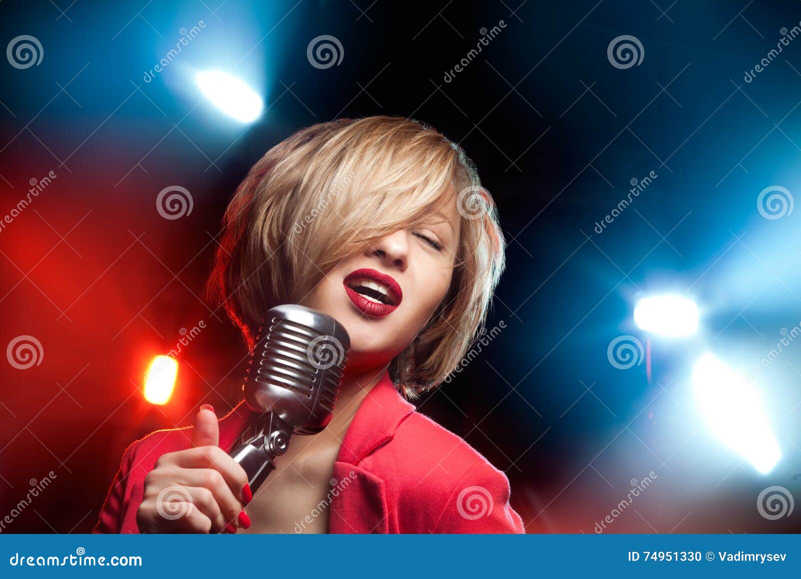 Donna Con Il Retro Microfono Fotografia Stock - Immagine di signora ... Donna Con Il Retro Microfono Fotografia Stock - Immagine di signora ...