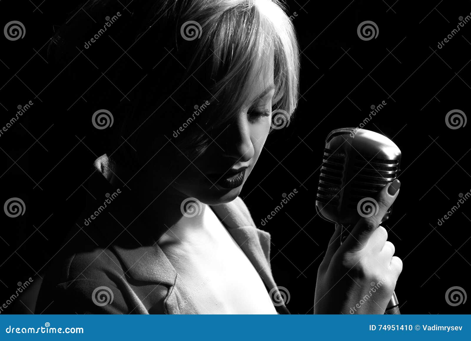 Donna Con Il Retro Microfono Fotografia Stock - Immagine di schiocco ... Donna Con Il Retro Microfono Fotografia Stock - Immagine di schiocco ...