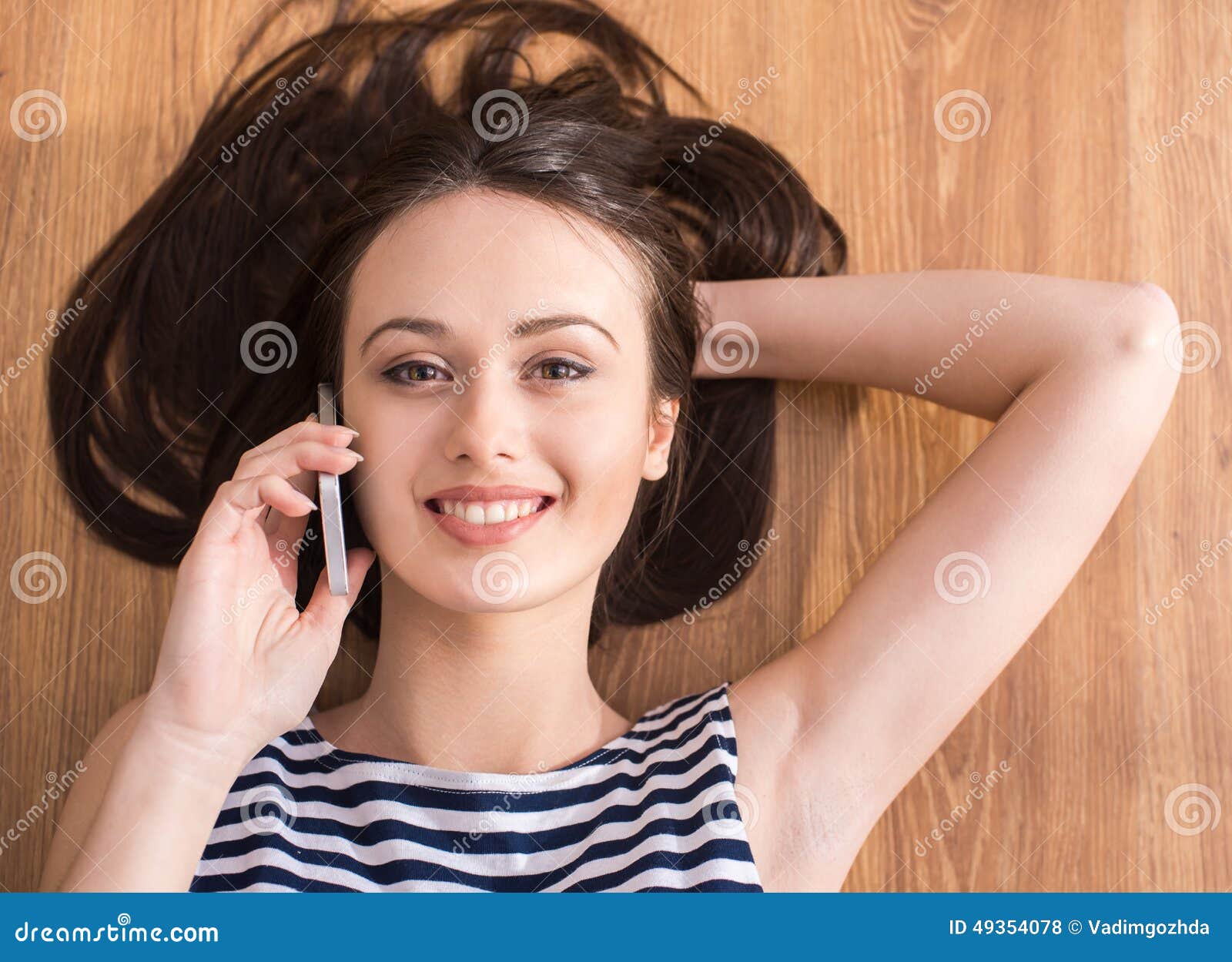 Donna con il telefono fotografia stock. Immagine di erba - 49354078