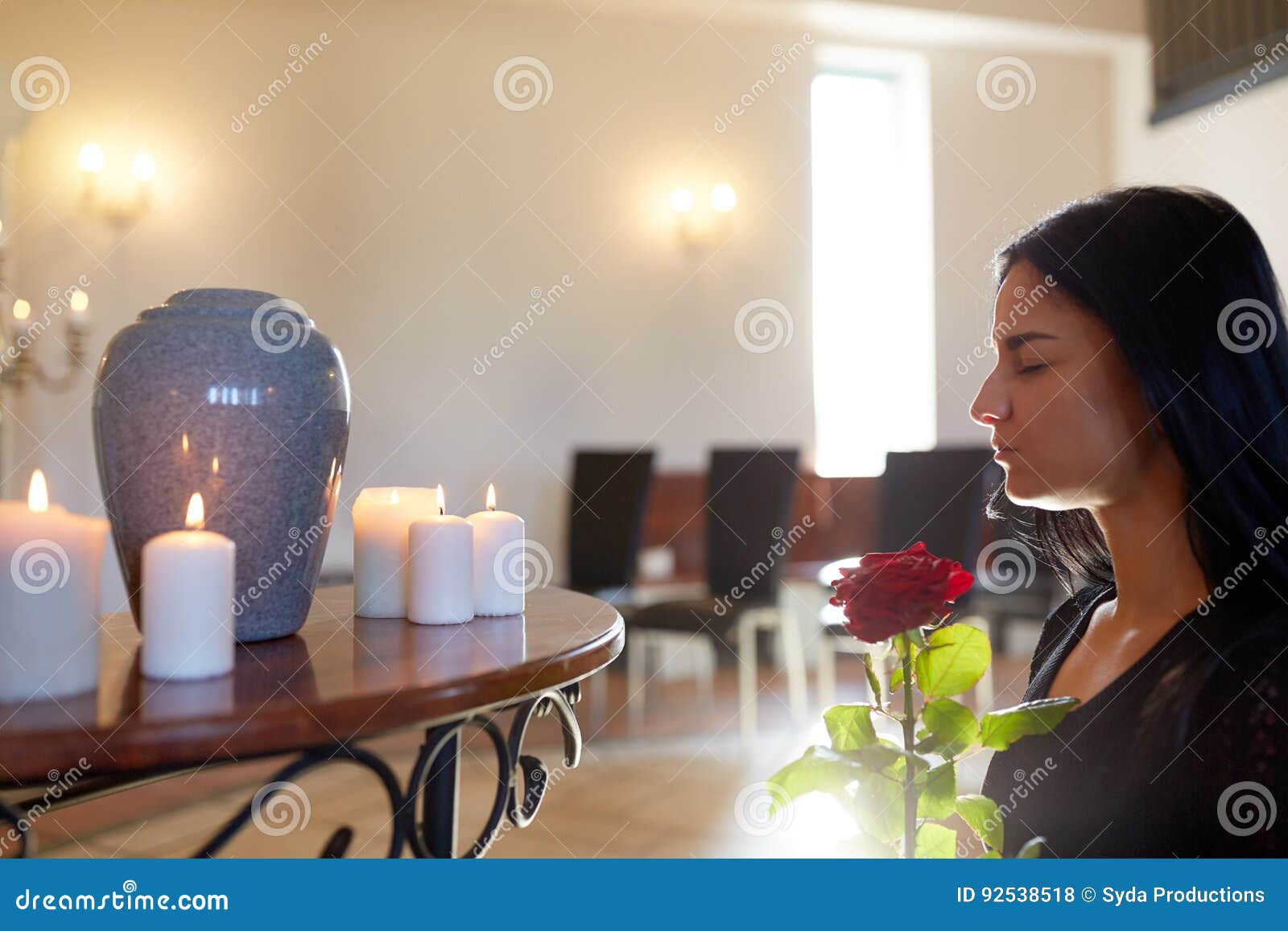Donna Con L'urna Rosa E Funeraria Alla Chiesa Fotografia Stock ...