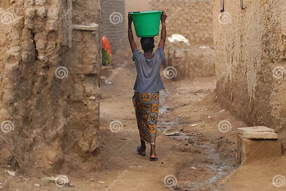 Donna con la benna immagine stock. Immagine di donna, camminare - 3574099