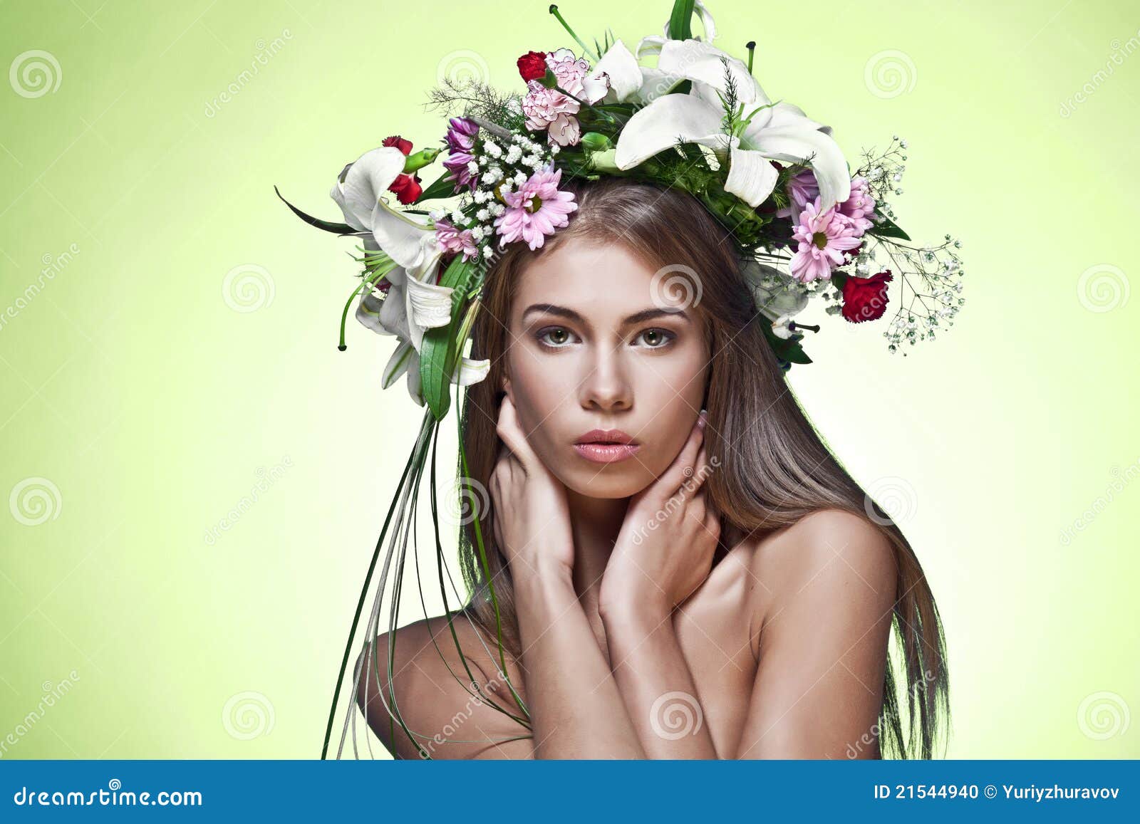 Donna Con La Corona Del Fiore. Fotografia Stock - Immagine di giglio ...