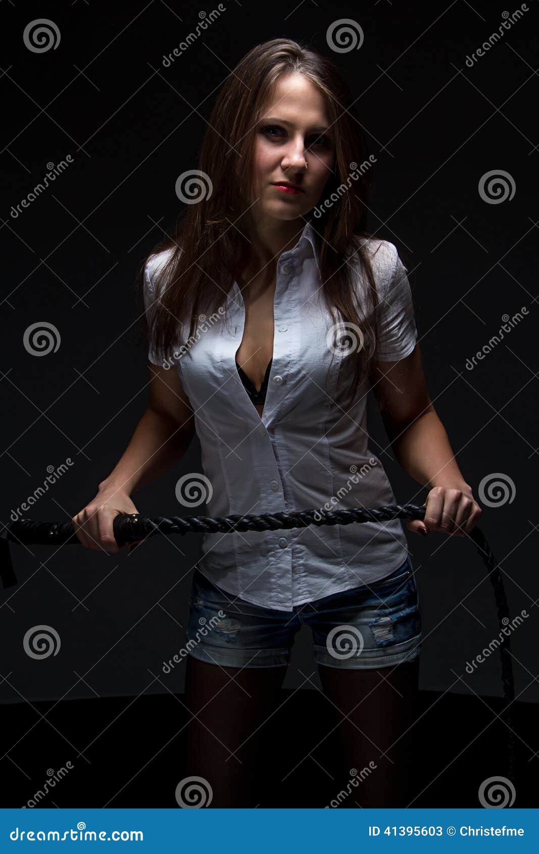 Donna con la frusta immagine stock. Immagine di provocatorio - 41395603