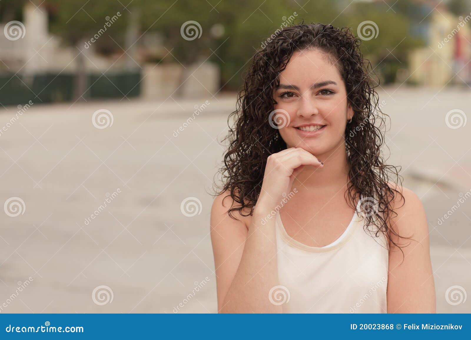 Donna Con La Mano Sotto Il Mento Fotografia Stock - Immagine di esterno ...