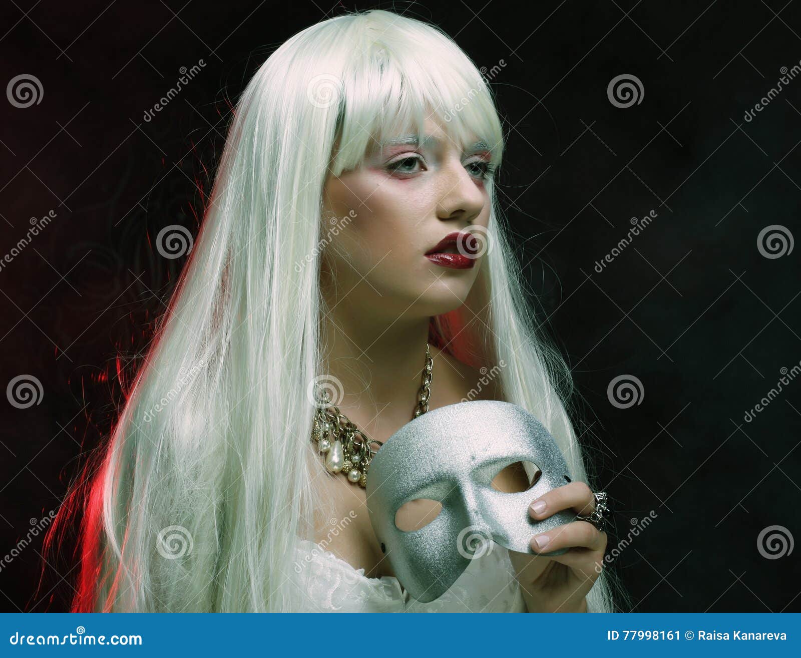 Donna Con La Maschera D'argento Immagine Stock - Immagine di occhi ...