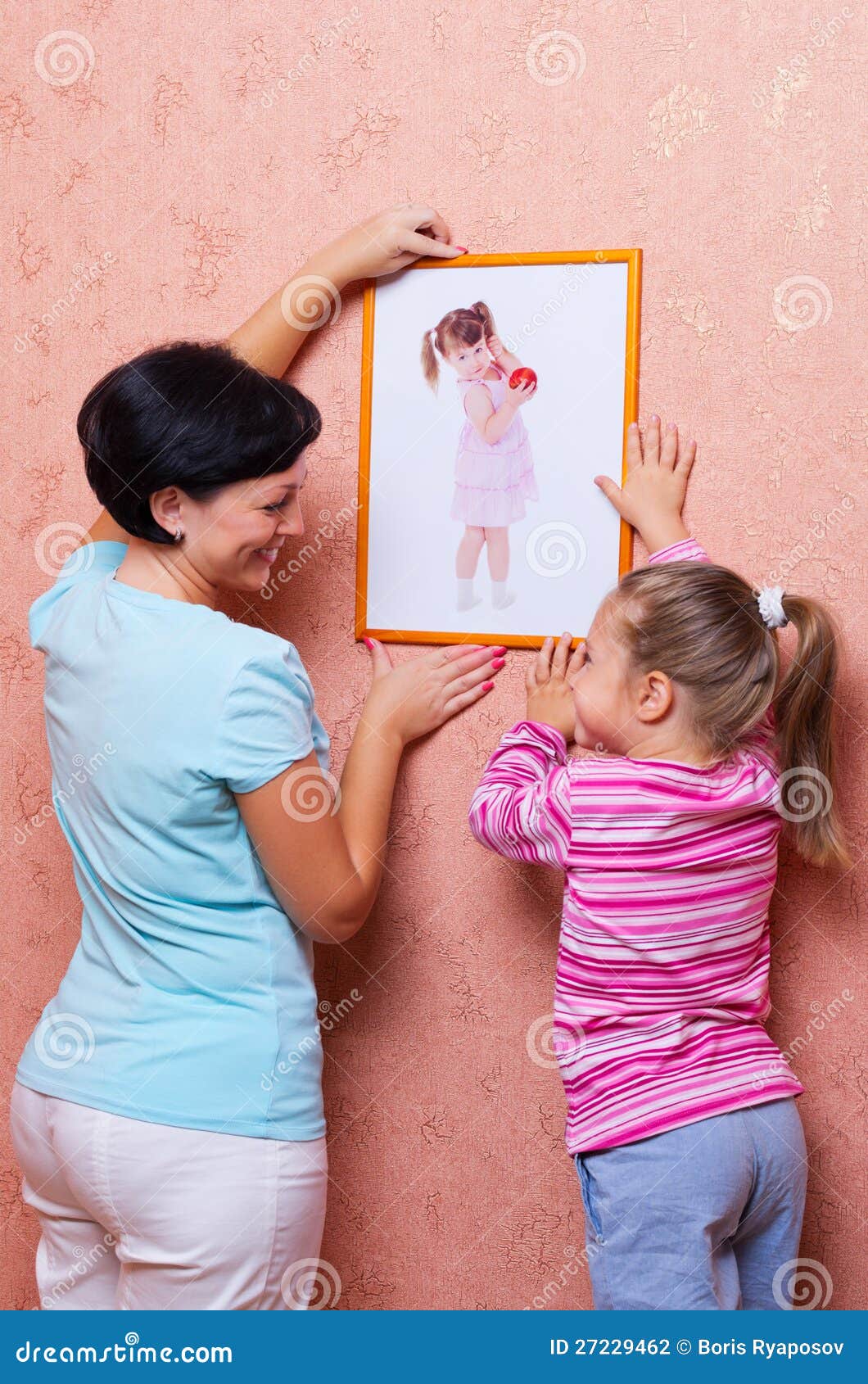 Donna Con La Ragazza Che Appende Su Una Maschera Fotografia Stock ...