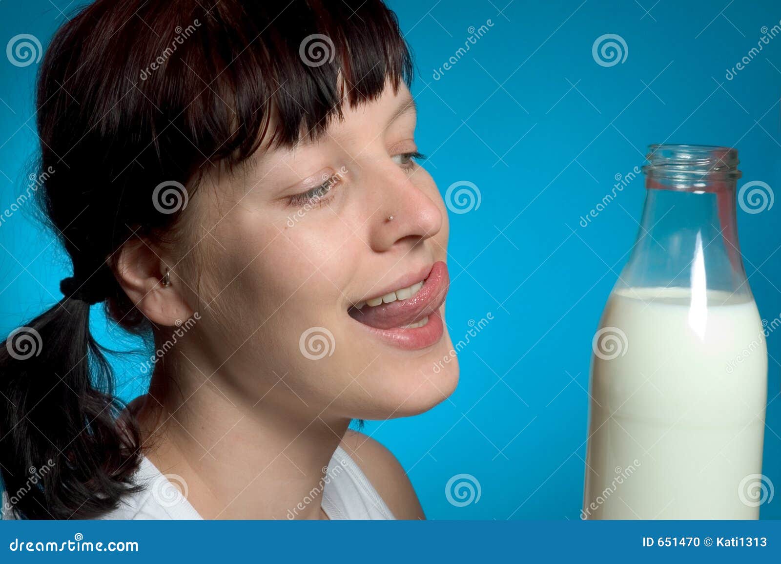 Donna con latte fotografia stock. Immagine di sorriso, sorridere - 651470