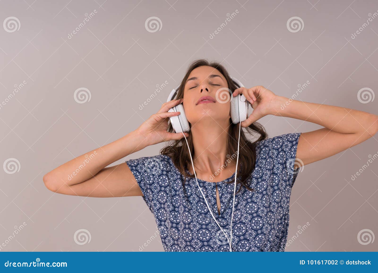 Donna Con Le Cuffie Isolate Su Un Bianco Fotografia Stock - Immagine di ...