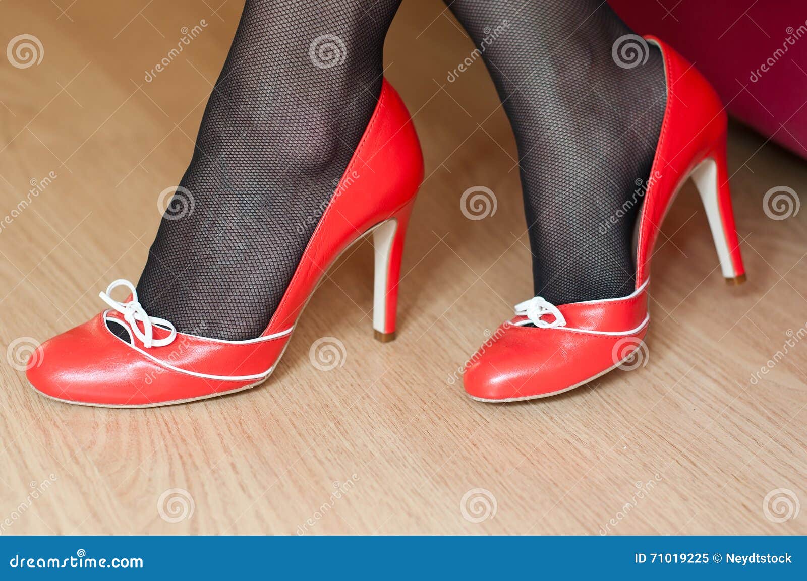 Donna Con Le Scarpe Rosse Degli Stiletti Immagine Stock - Immagine di ...