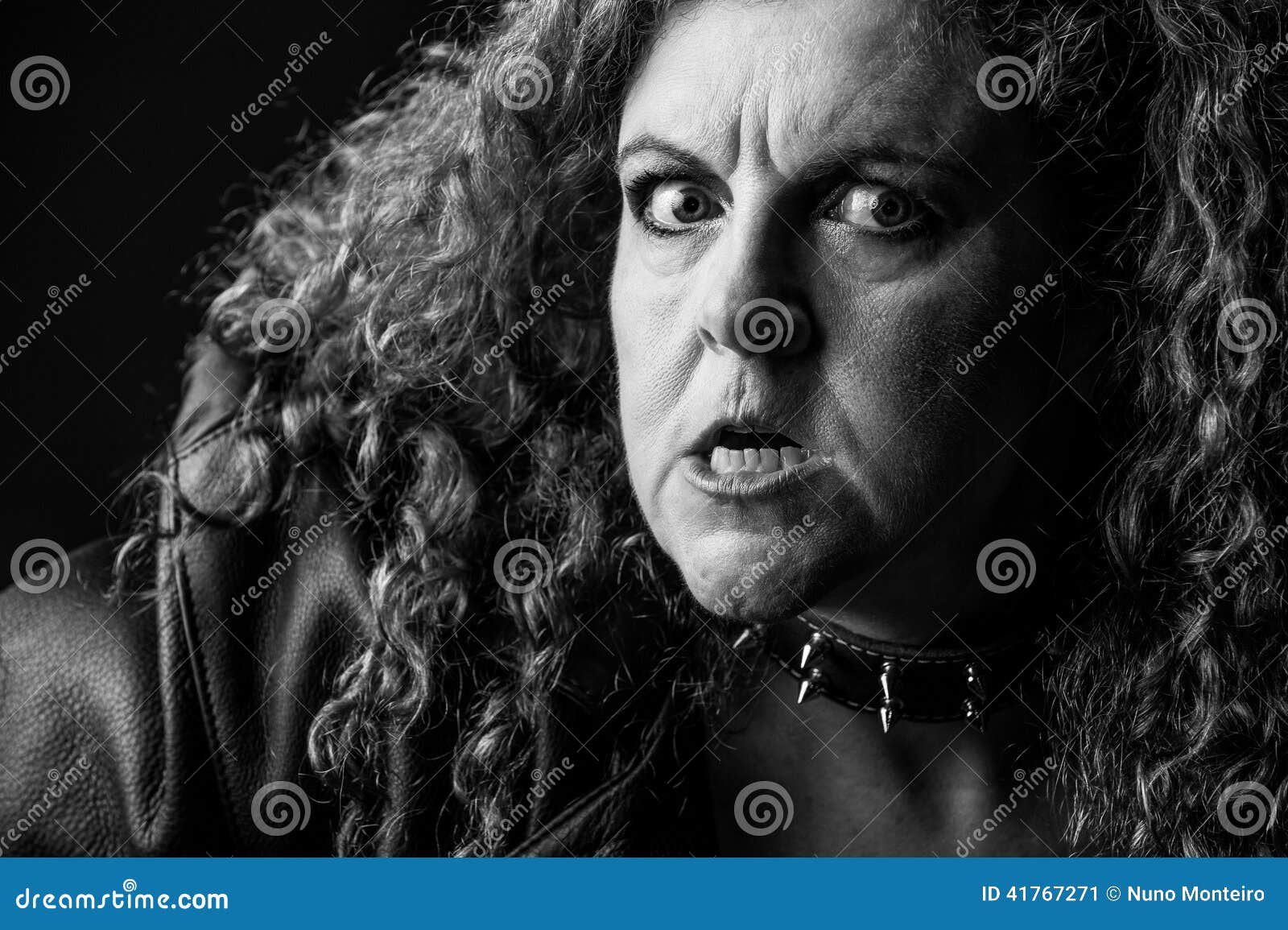 Donna Con Lo Sguardo Infuriantesi Immagine Stock - Immagine di mentale ...